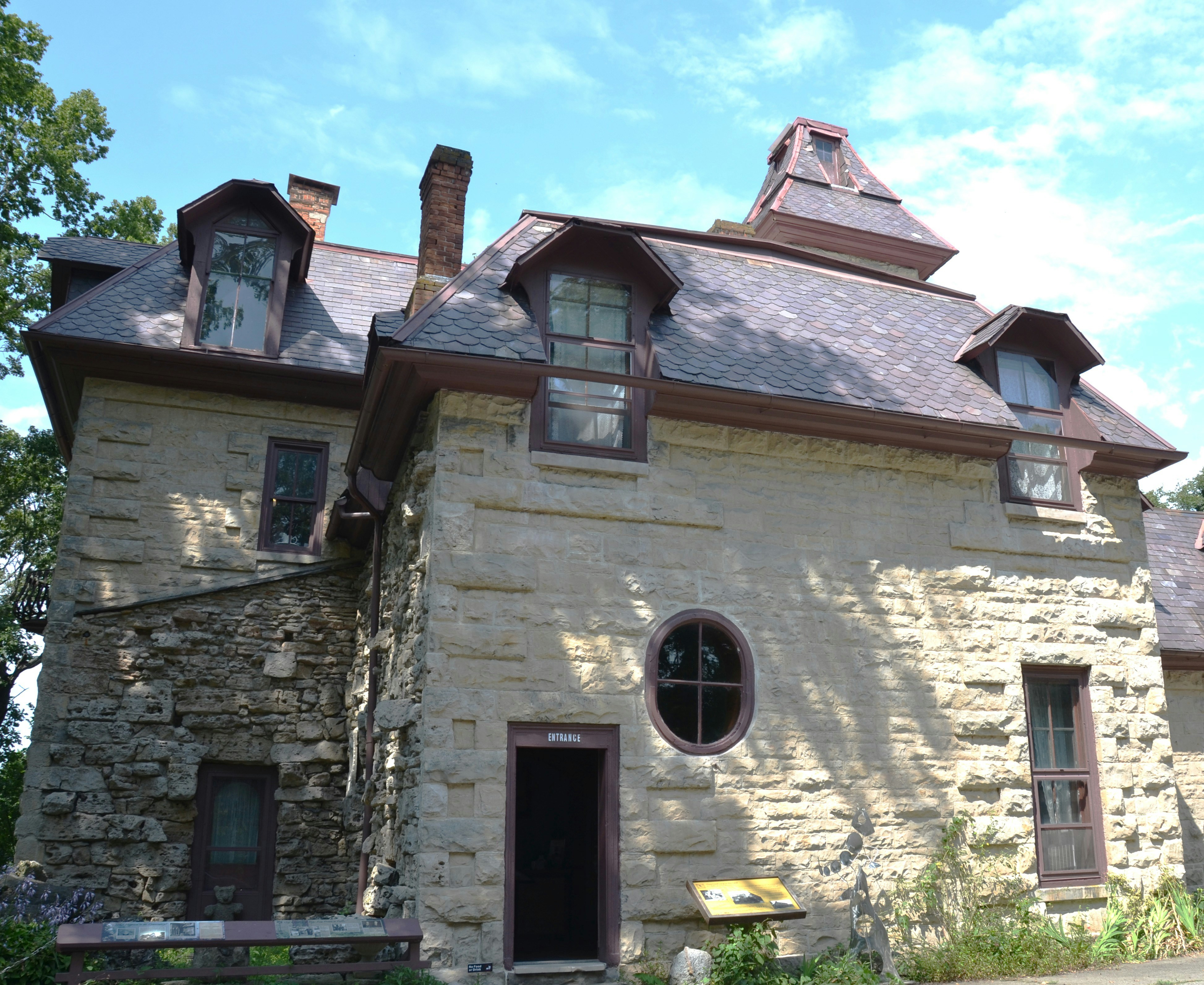 Stone Mansion with Verdant Clues: A Quiet Facade and Shadowed Courtyard