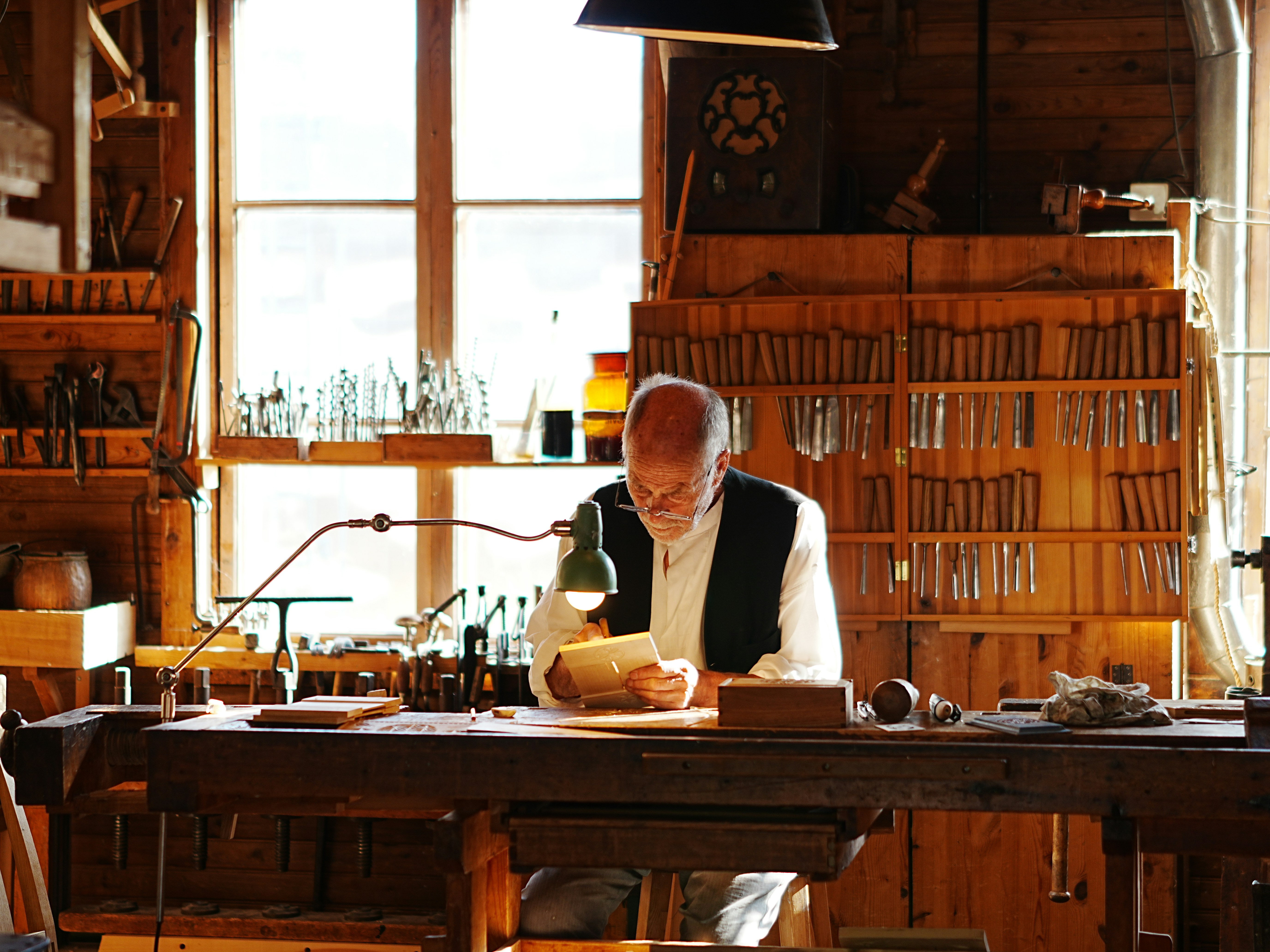Timberlit Workshop: An Elder Craftsman Illuminates a Moment of Focus