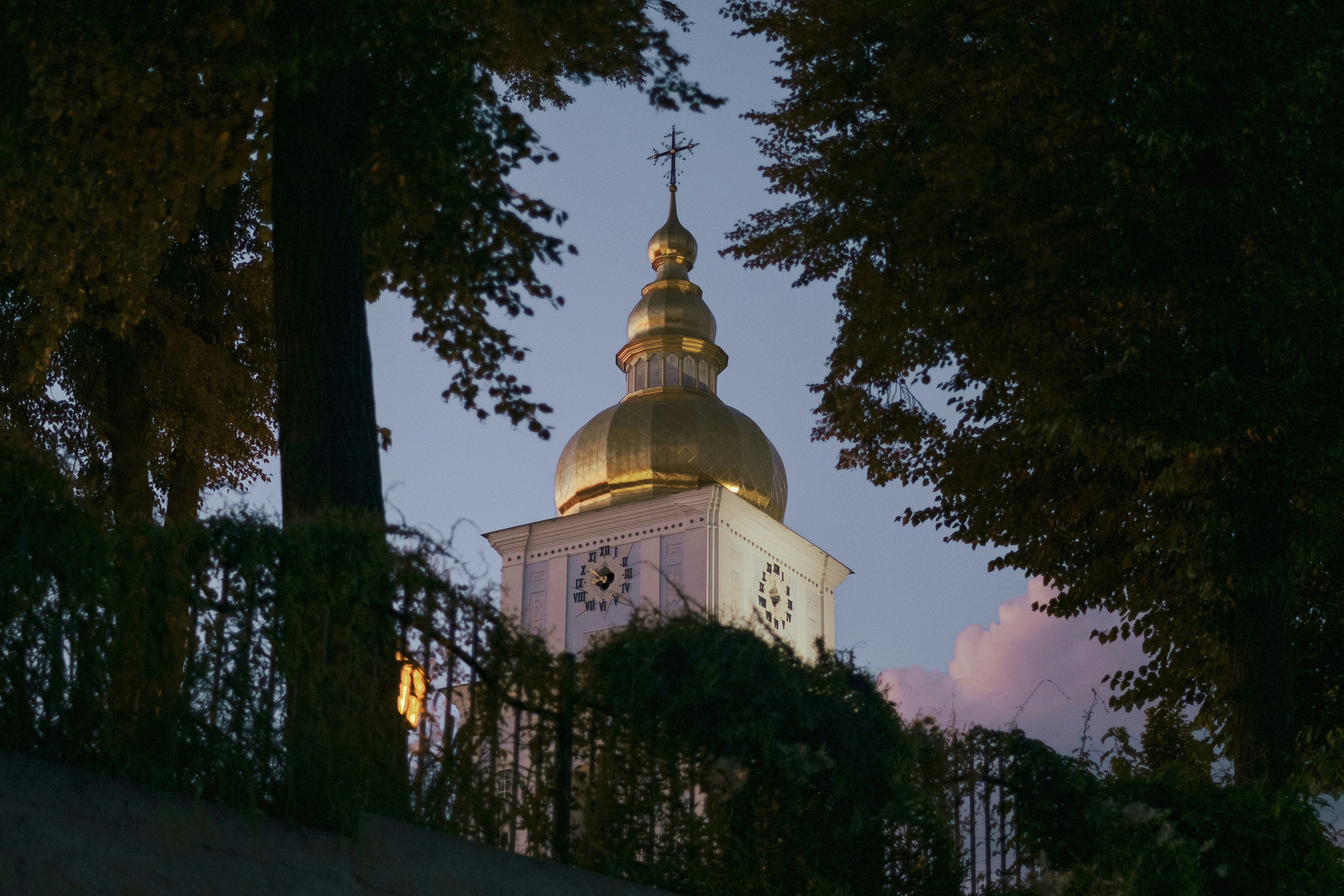 Gold Dome Above the Park: A Quiet Evening Silhouette