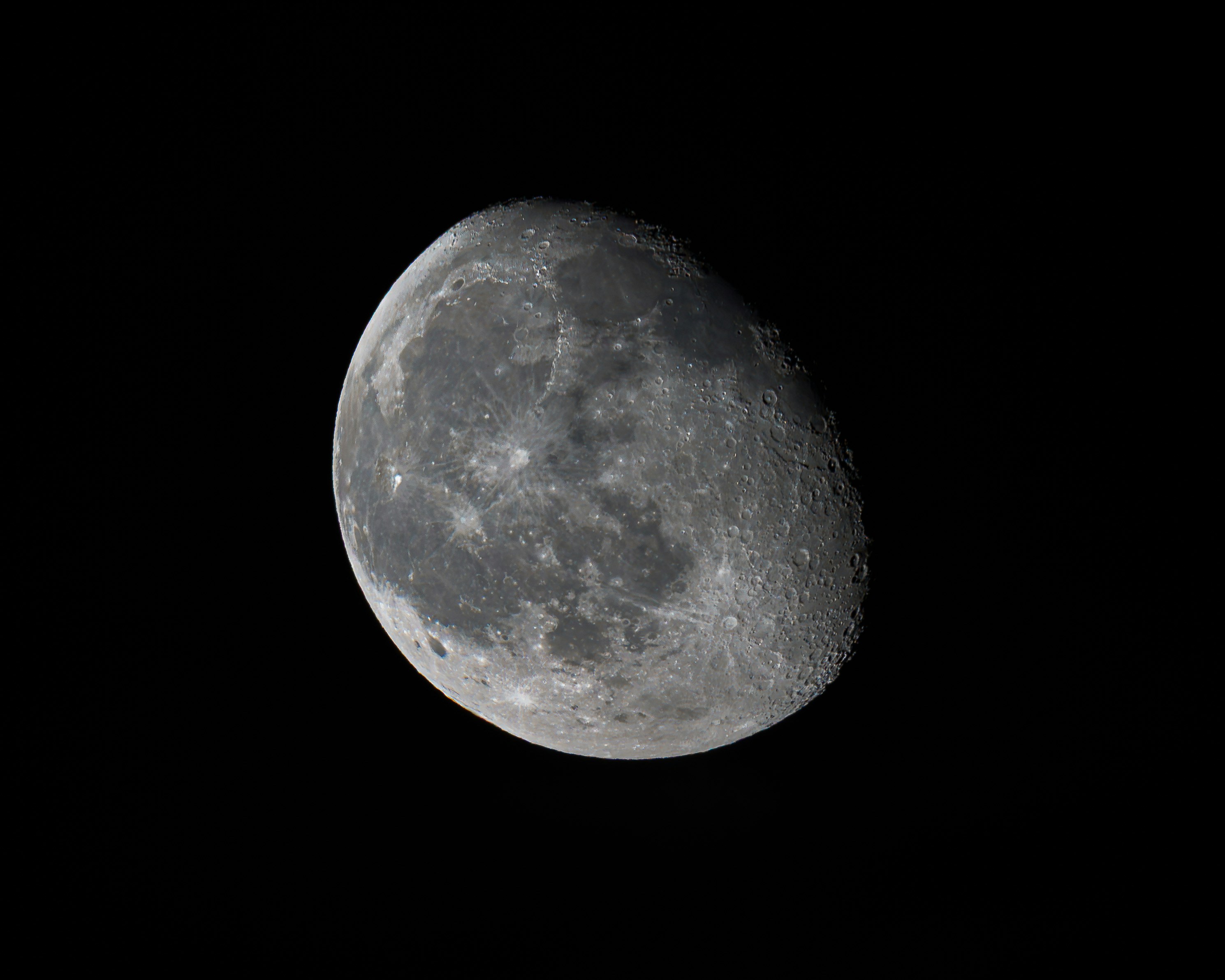 Lunar Crescent: A Quiet Edge of Night