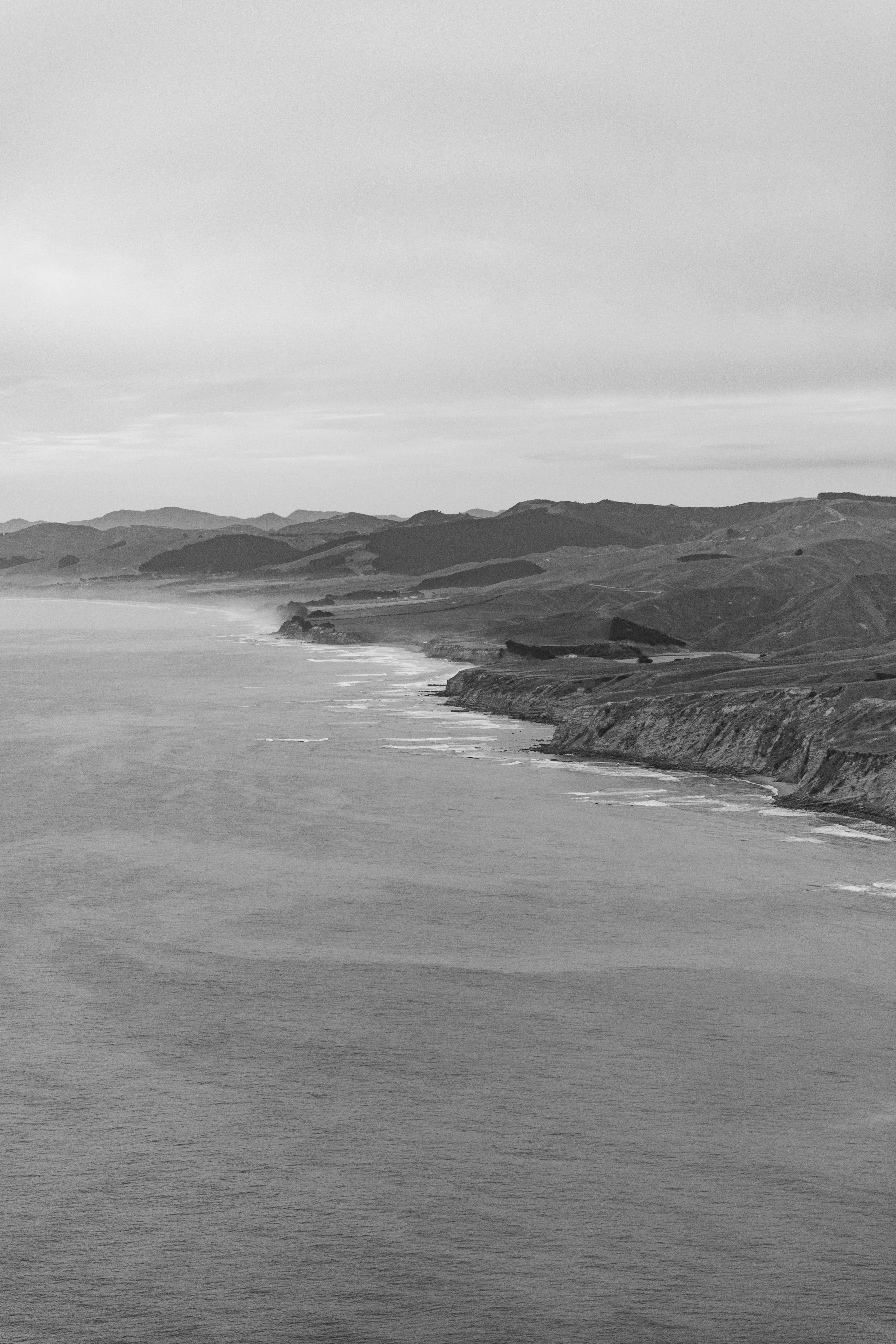 Coastal Cliffs Unfolding Along a Quiet Horizon