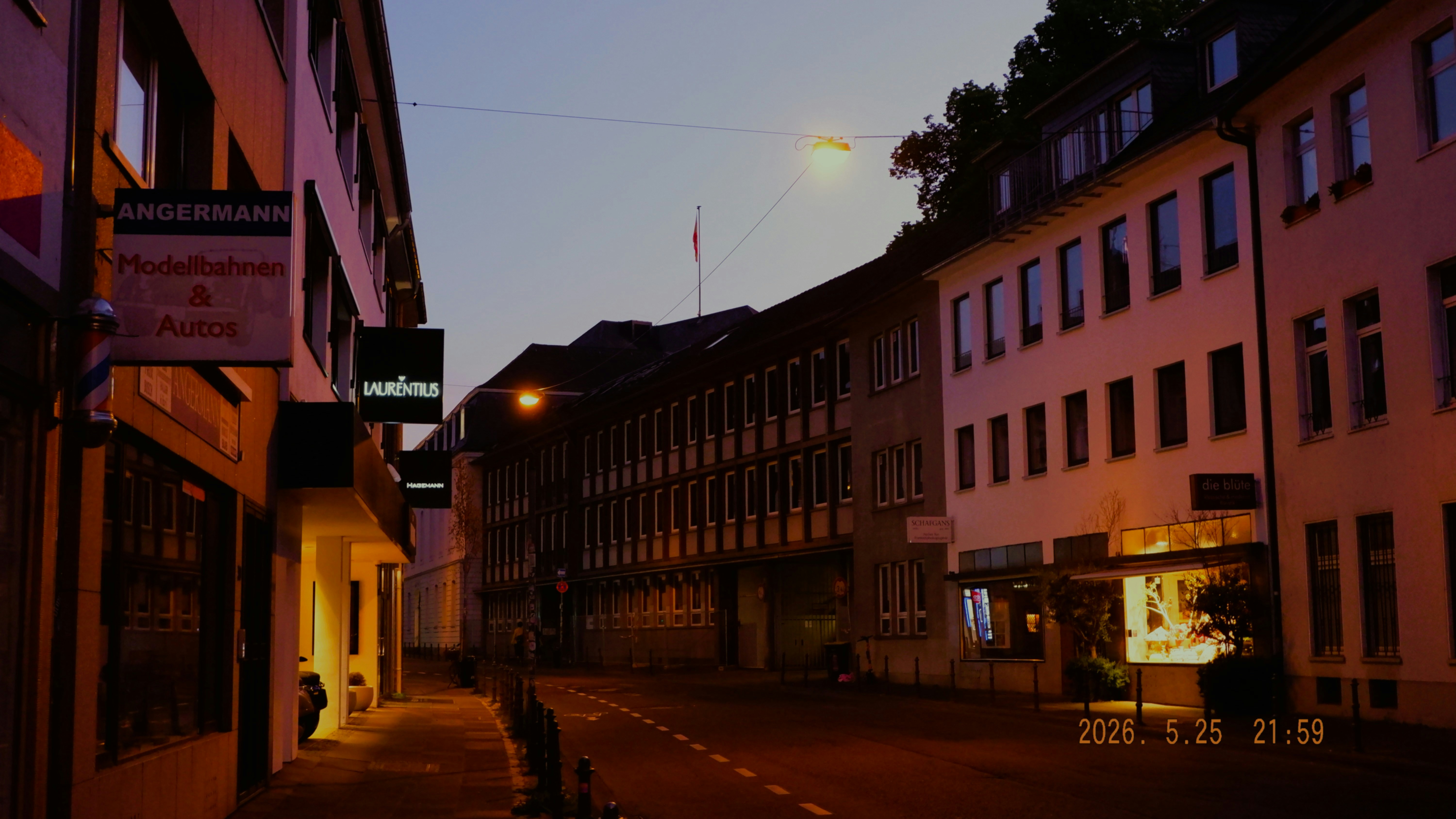 Evening Street Echoes: A Quiet Moment Between Shoppers and Shopfronts