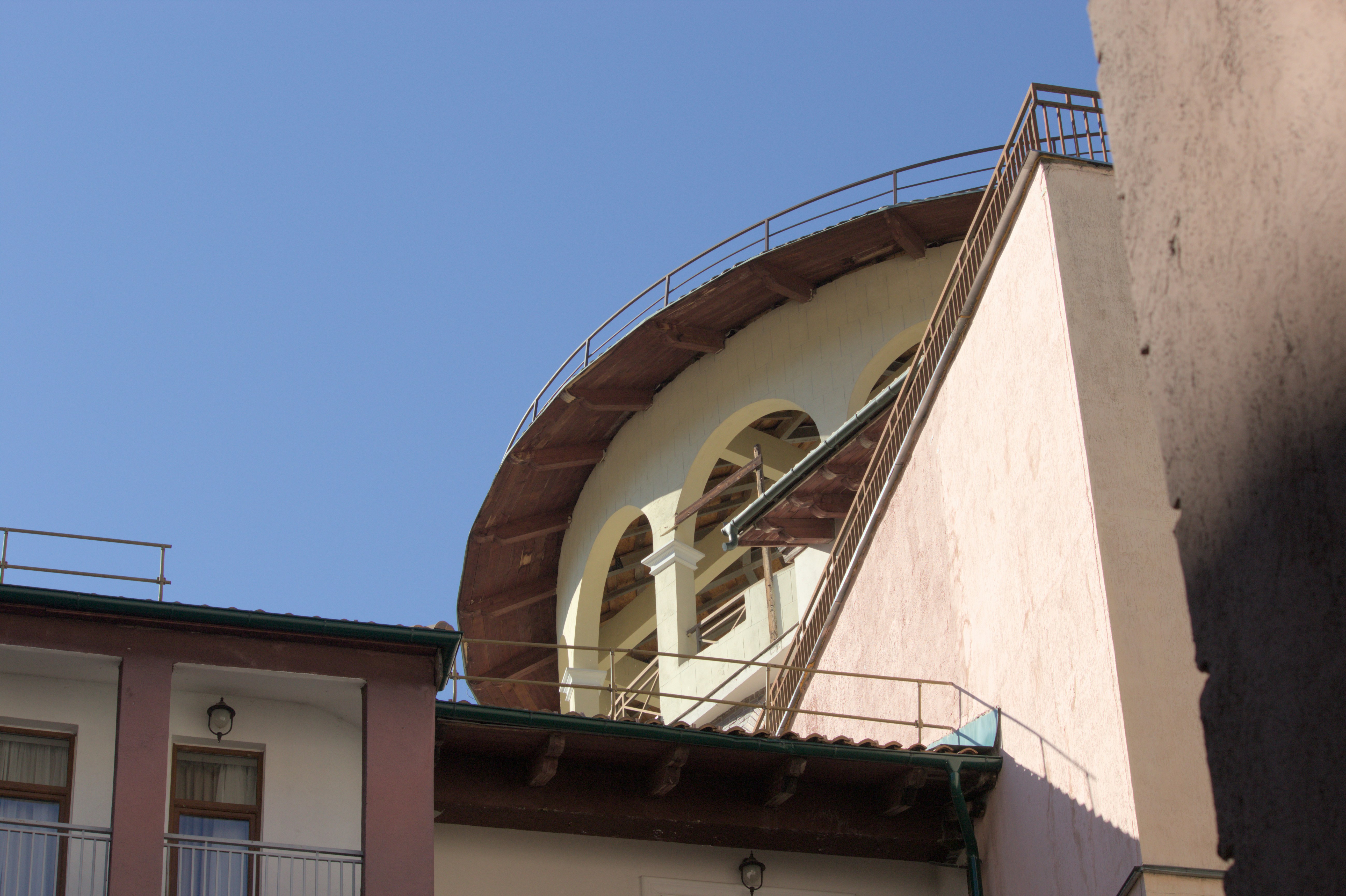 Architectural Spotlight on a Curved Rooftop Feature