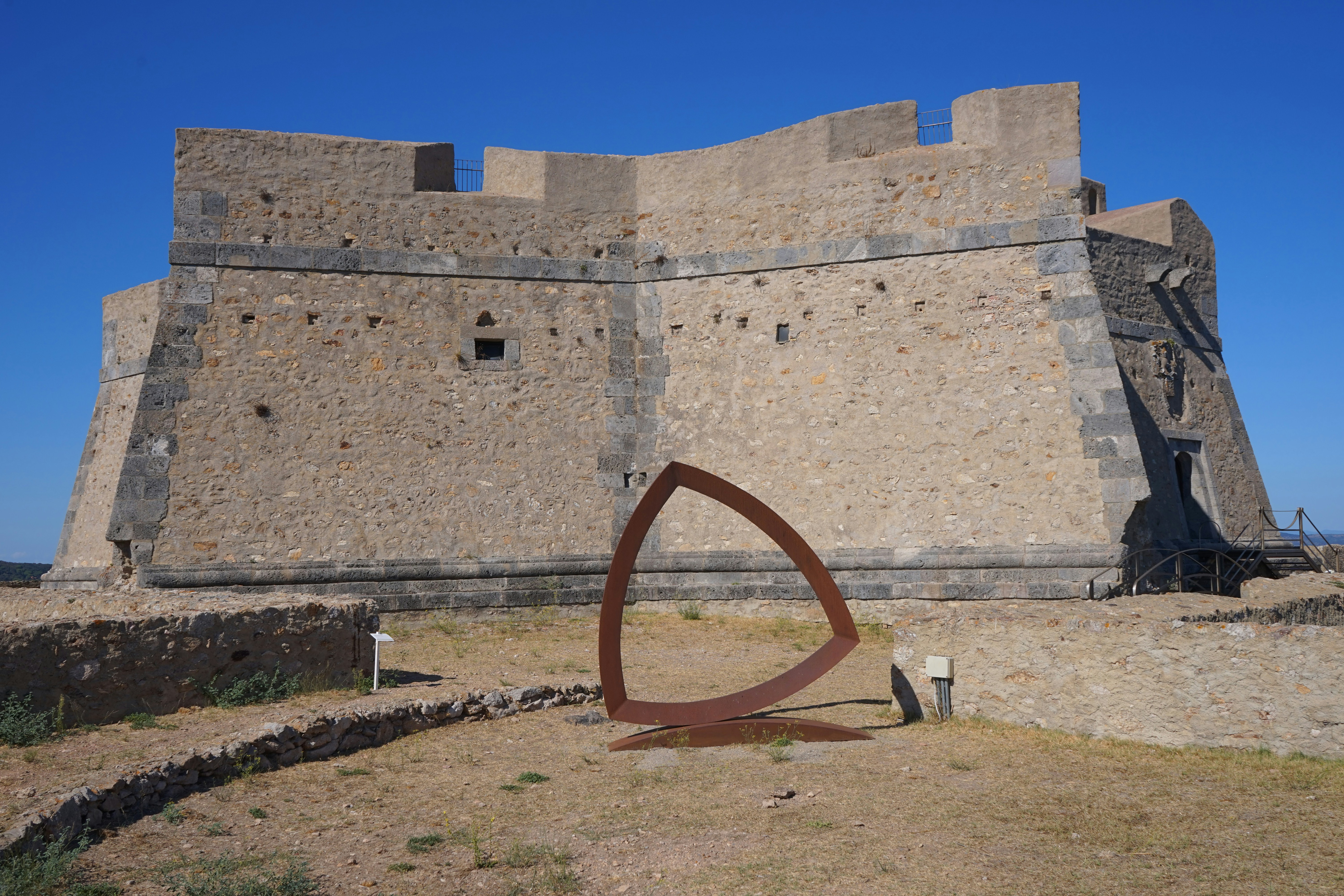 Iron Arc in Front of the Fortress: A Modern Sculpture Sets Off a Historic Boundary
