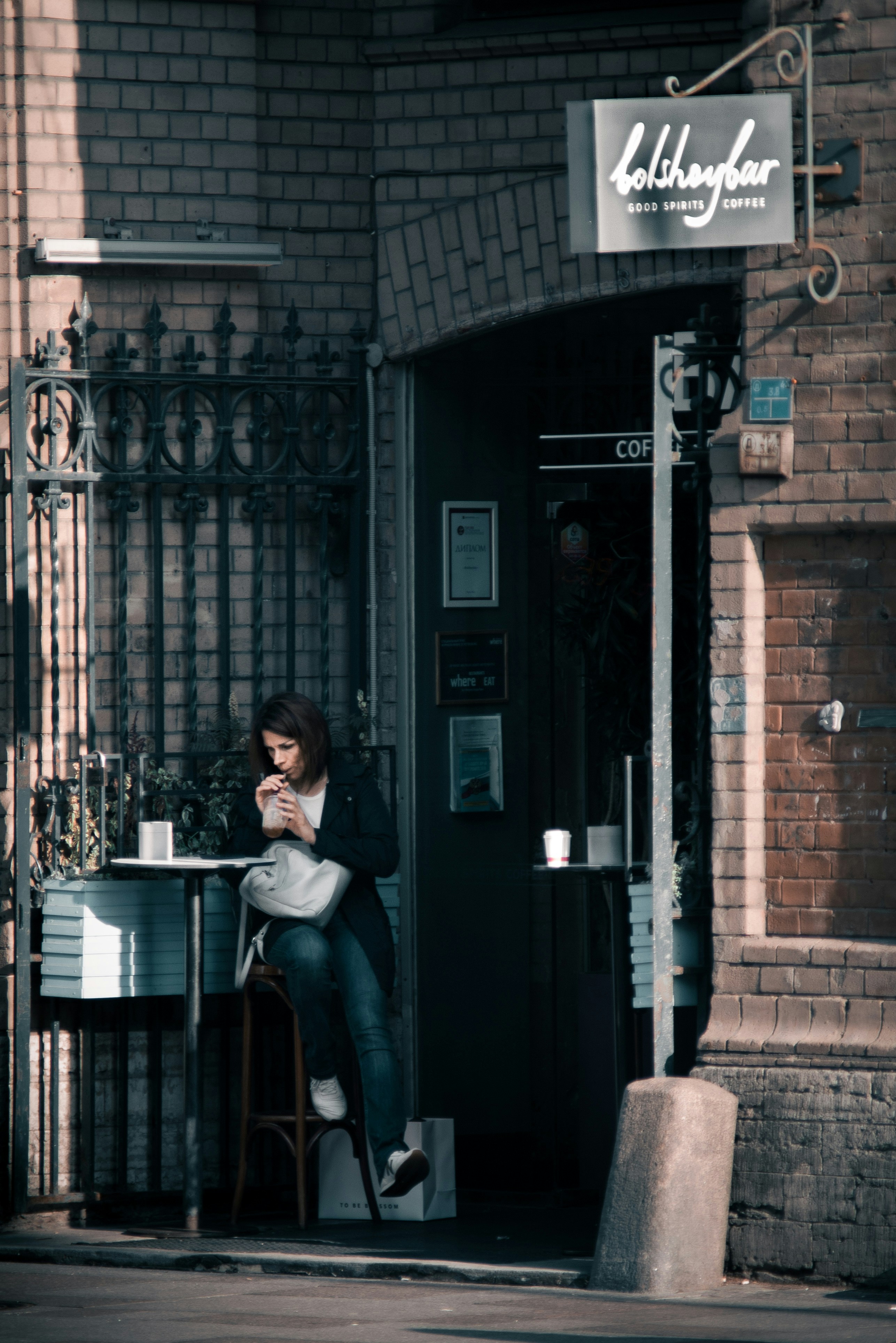 Café Corner Quietly Unfolds: A Quiet Moment Outside a Brick Bar