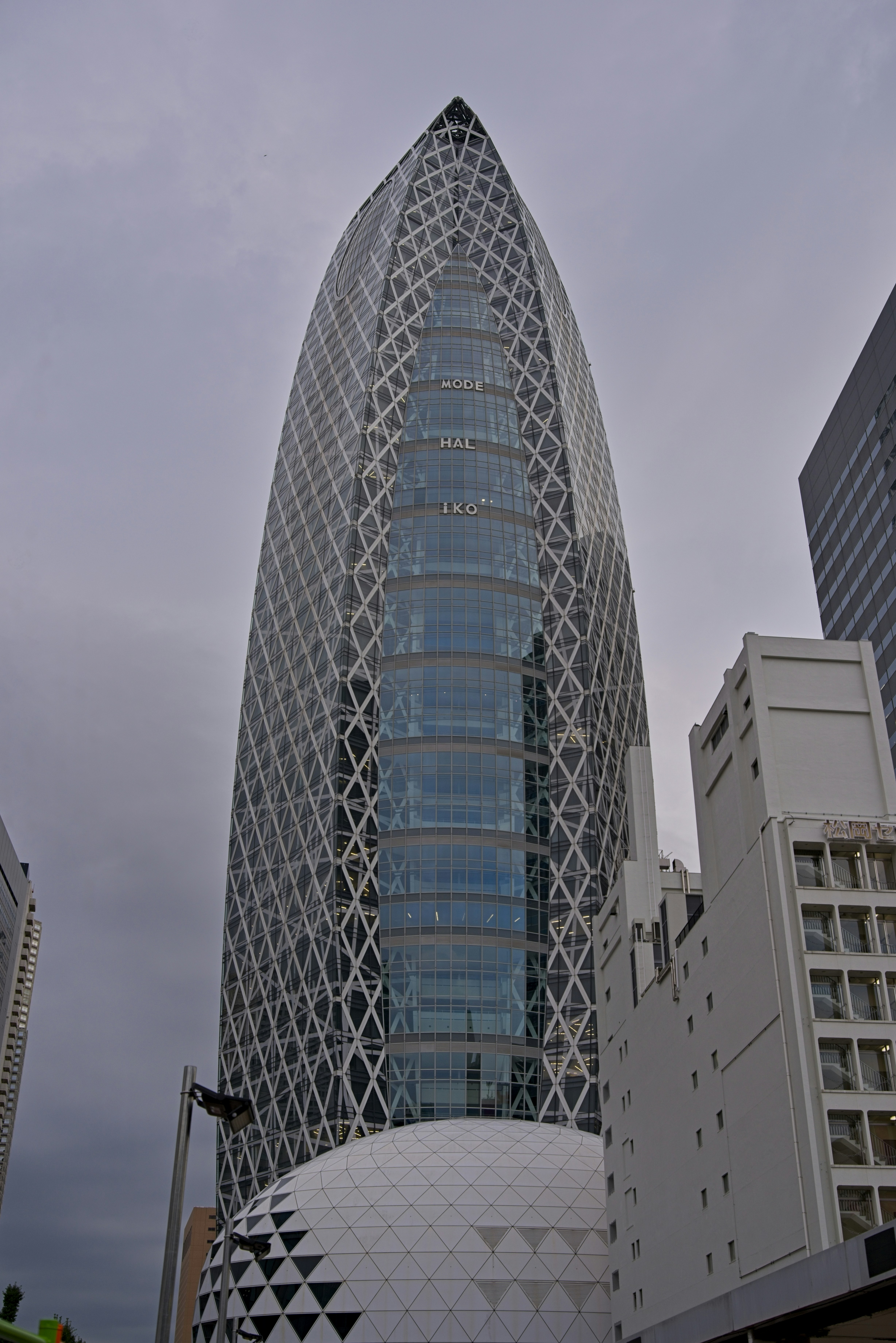 Gotham’s Needle: A Skyrise Overlooked by White Lace Facade