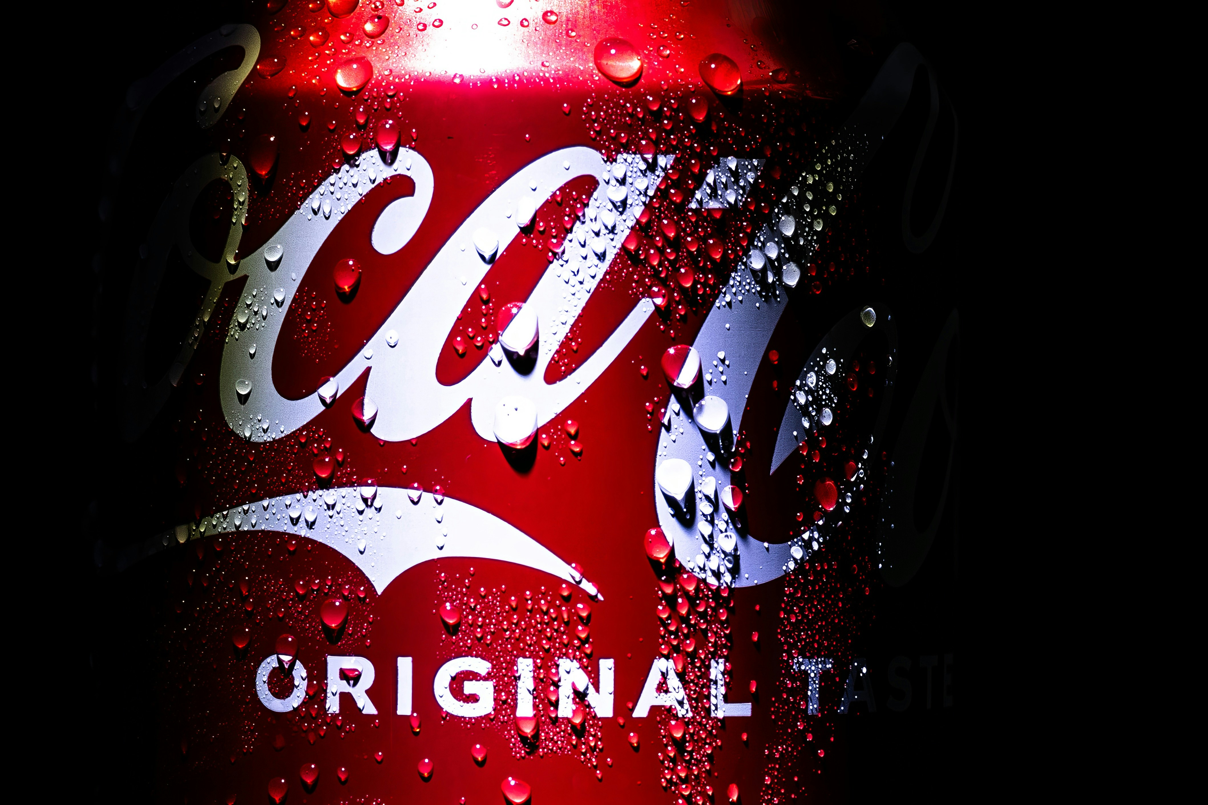 Coca-Cola Red Luster: droplets cling to a bold can