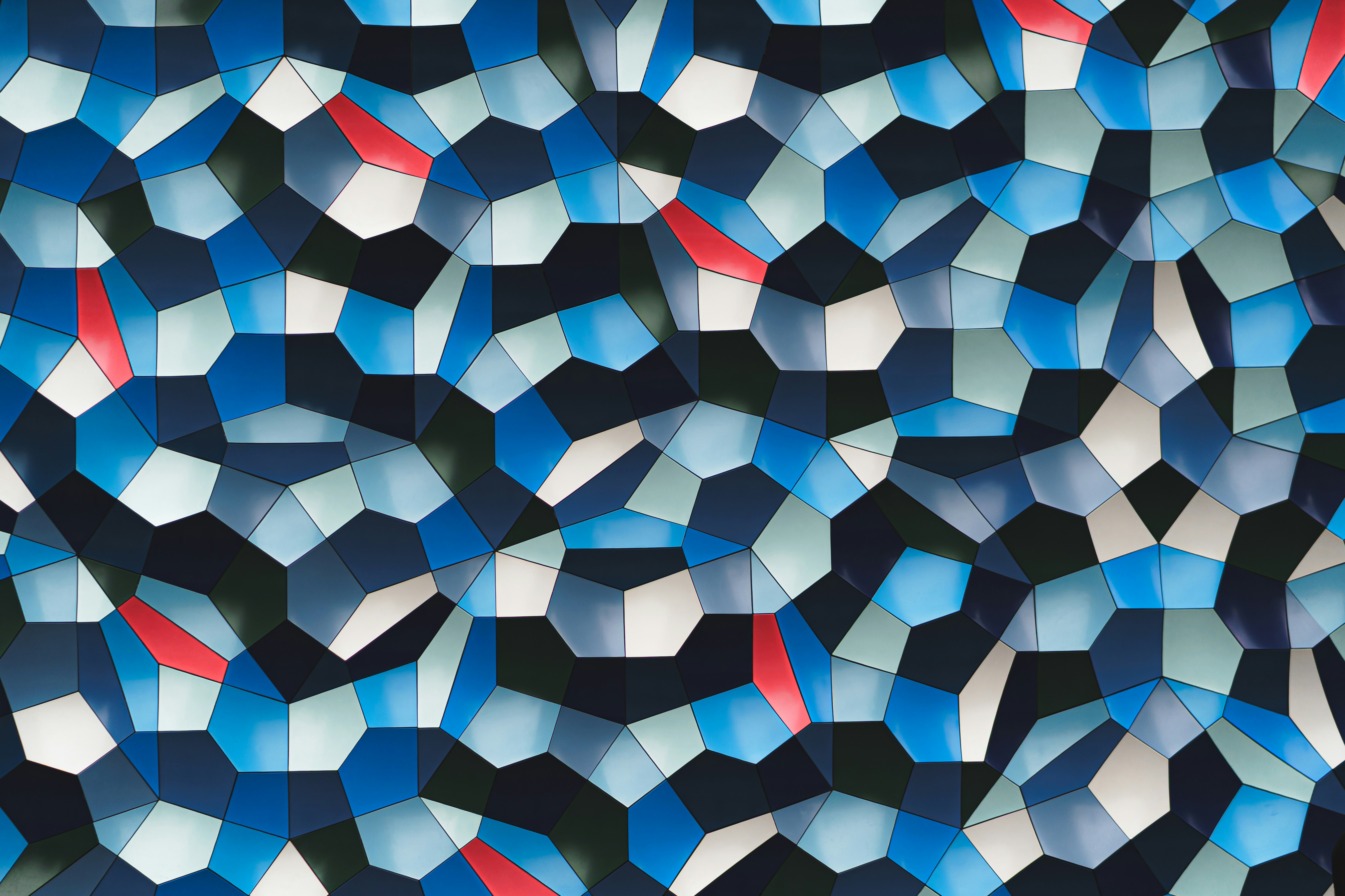 Chromatic Hexaplex: a Field of Geometric Fragments