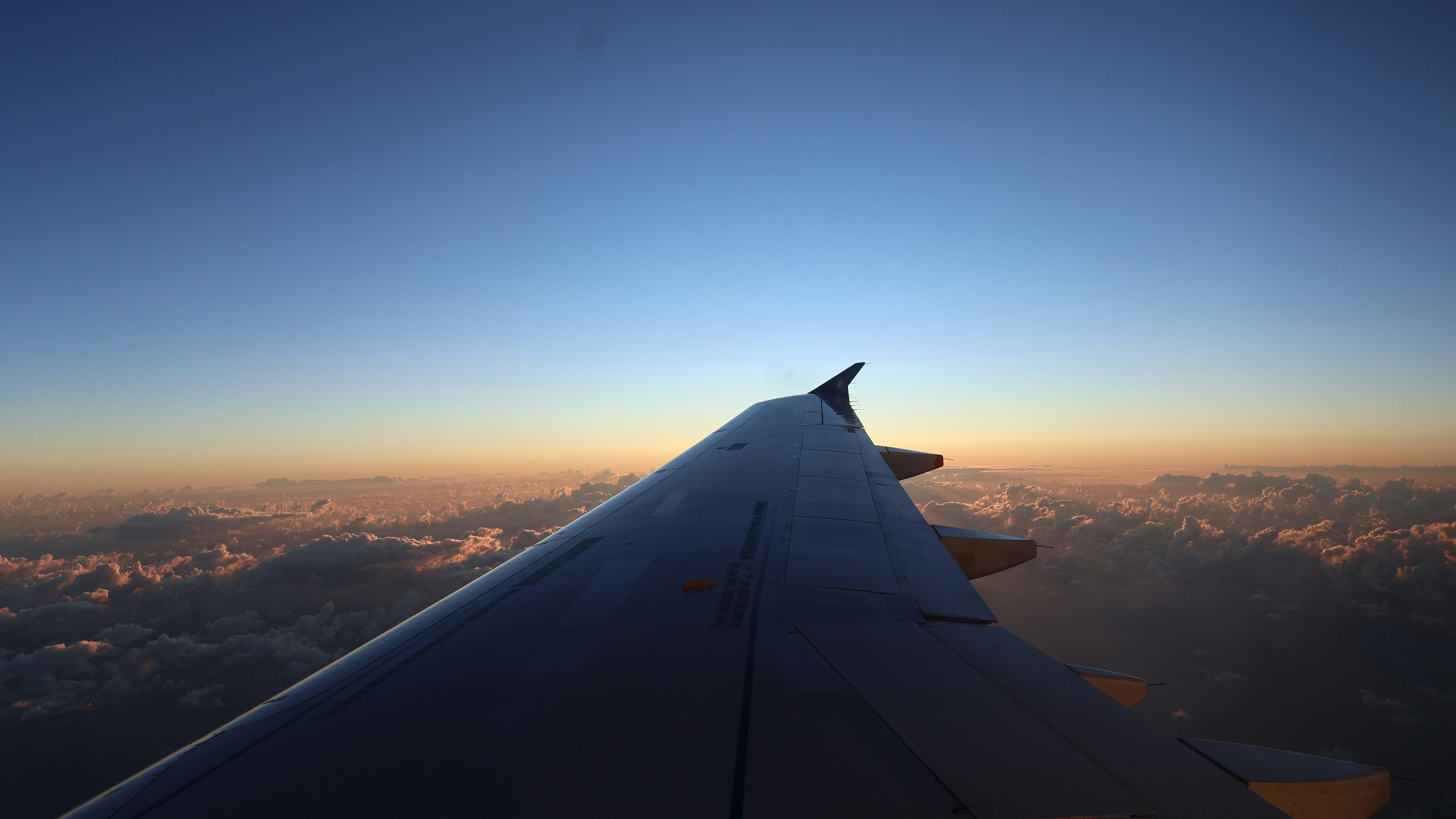 Wingtip Horizon: Quiet Sunrise Over Clouds