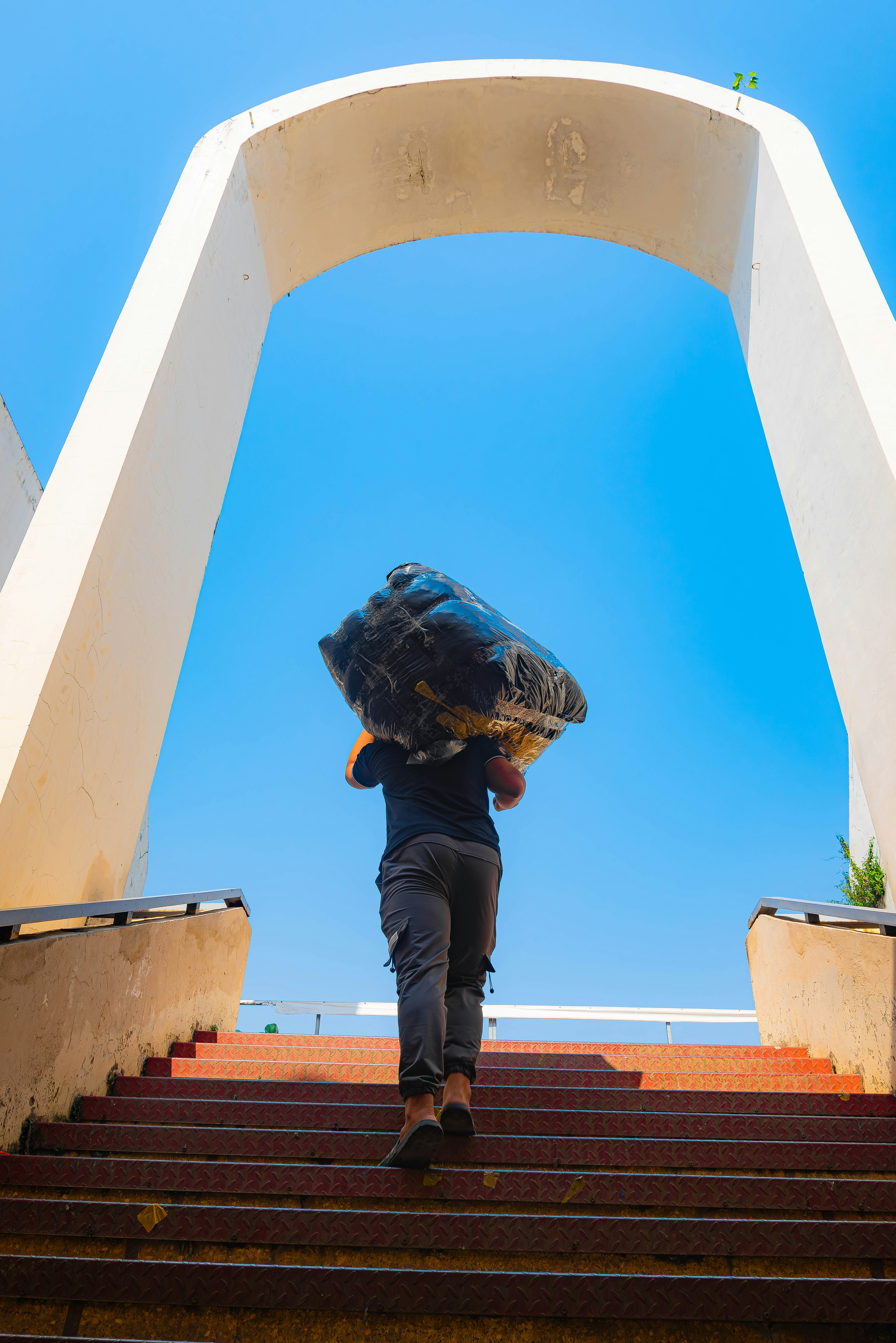 Stride Against Gravity: A Lifter Ascends the Arch