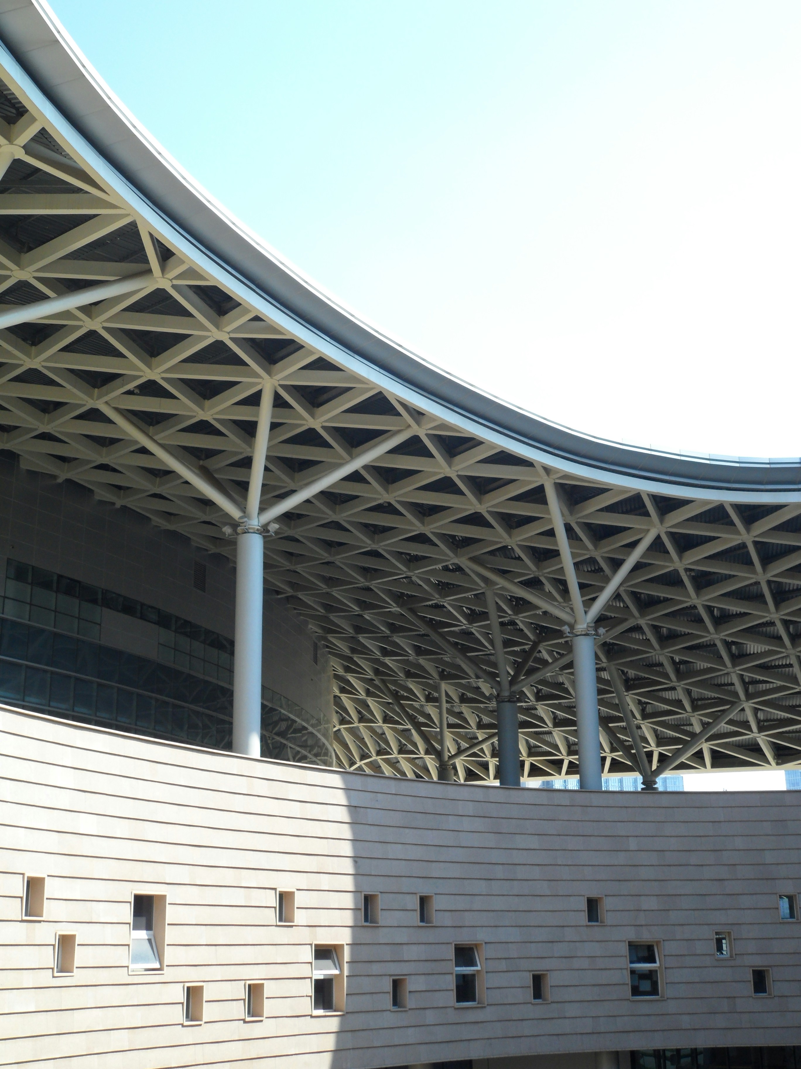 Curved Roof, Open Crown: Architectural Geometry of a Modern Stadium