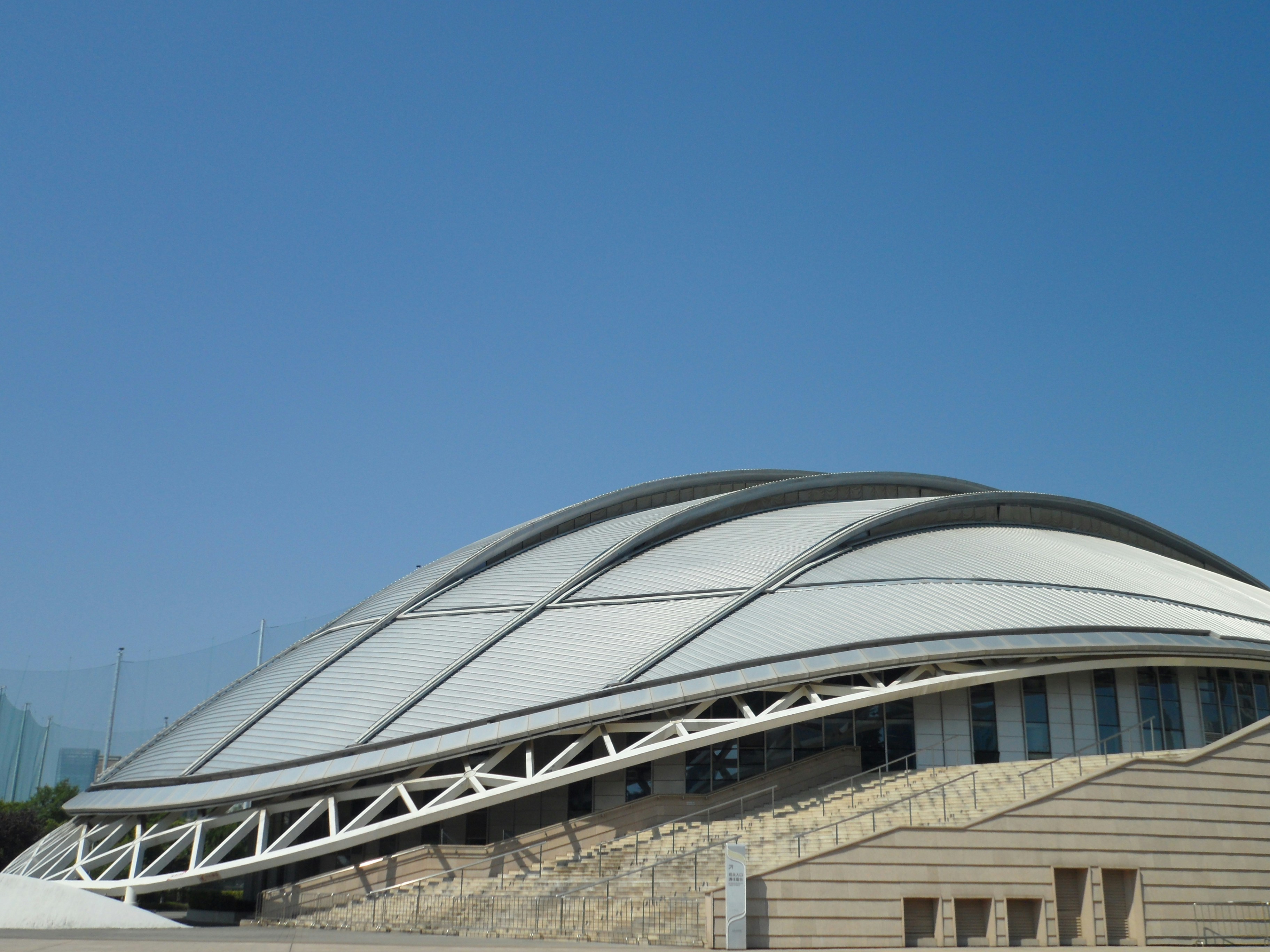 Curved Glass Canopy: A Roofline in Rhythm with the Sky