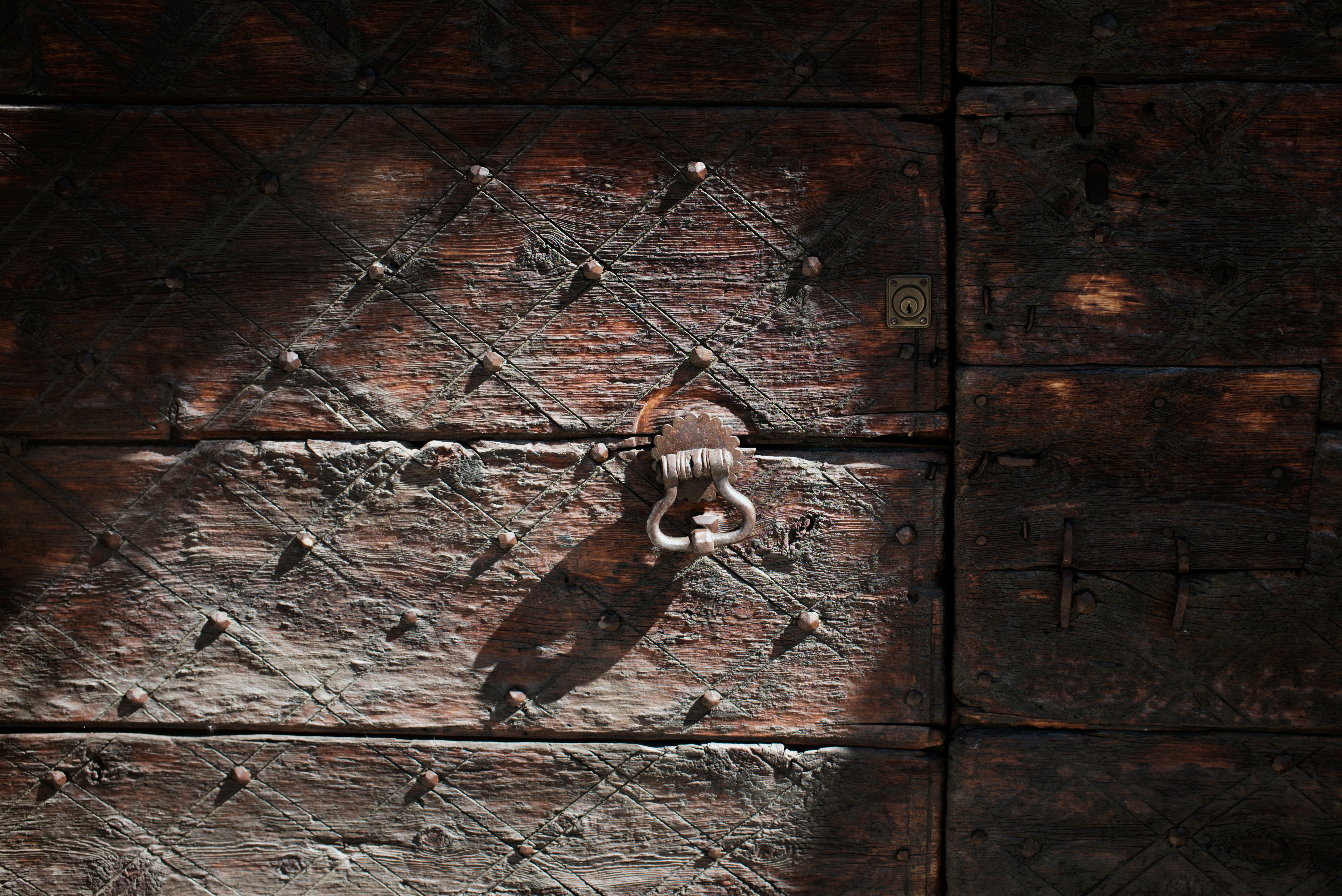 Rusted Ring on Weathered Oak: A Ray of Light on Ancient Iron