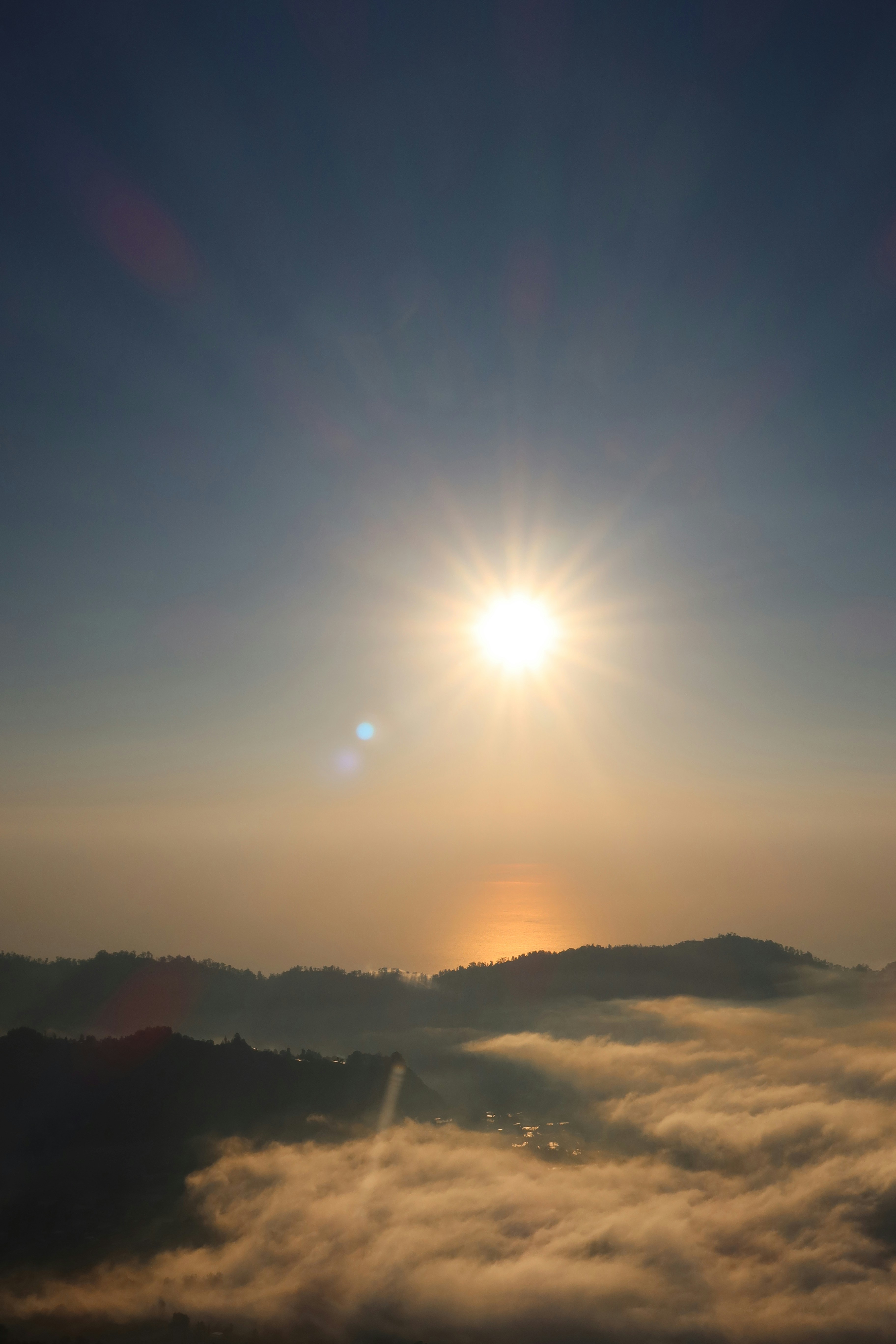Sunrise Over Sea of Clouds: Quiet Horizon and Low-Contrast Light