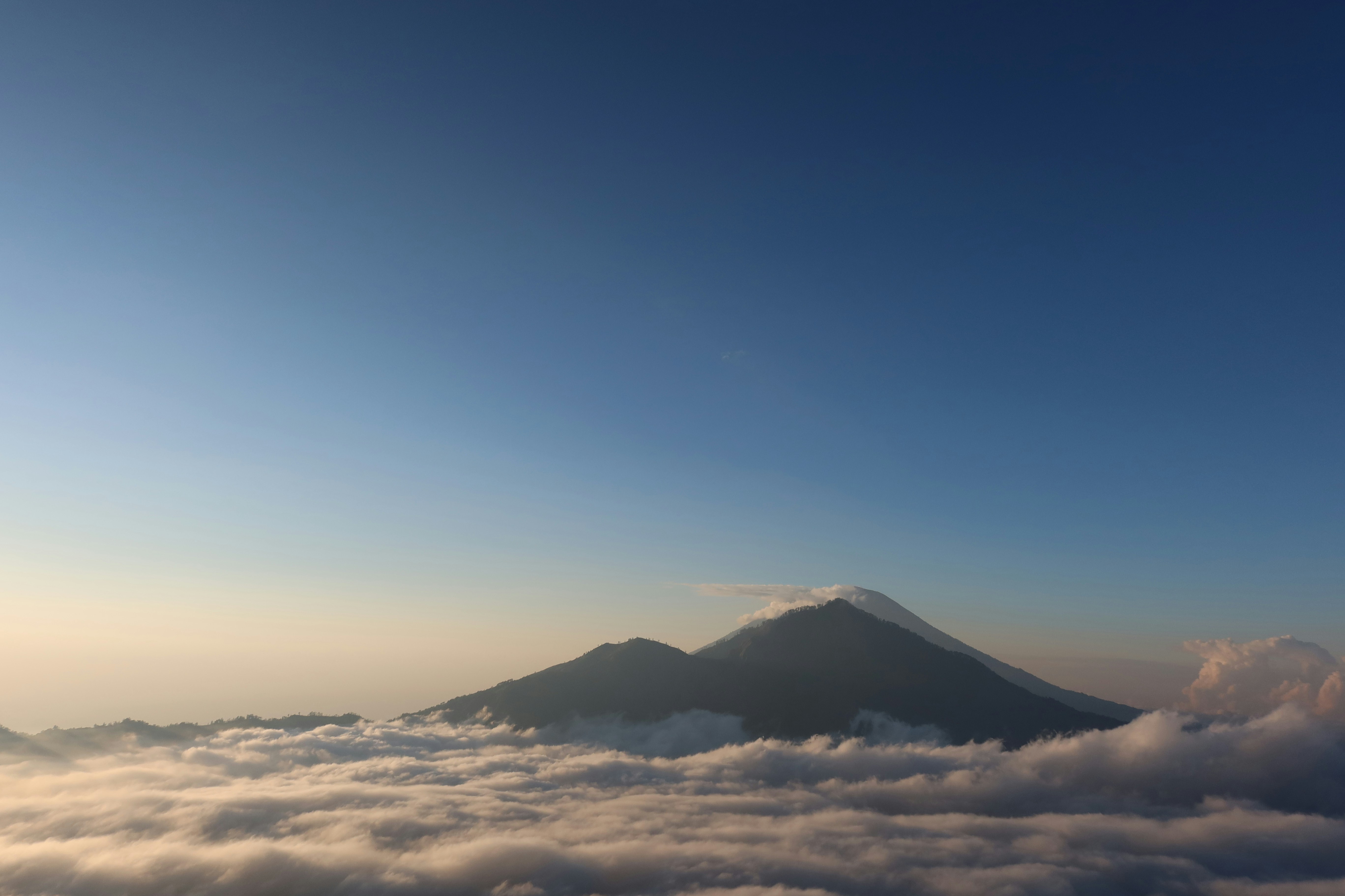 Foothill Majesty: Dawn Over the Cloud-Ced Mountain