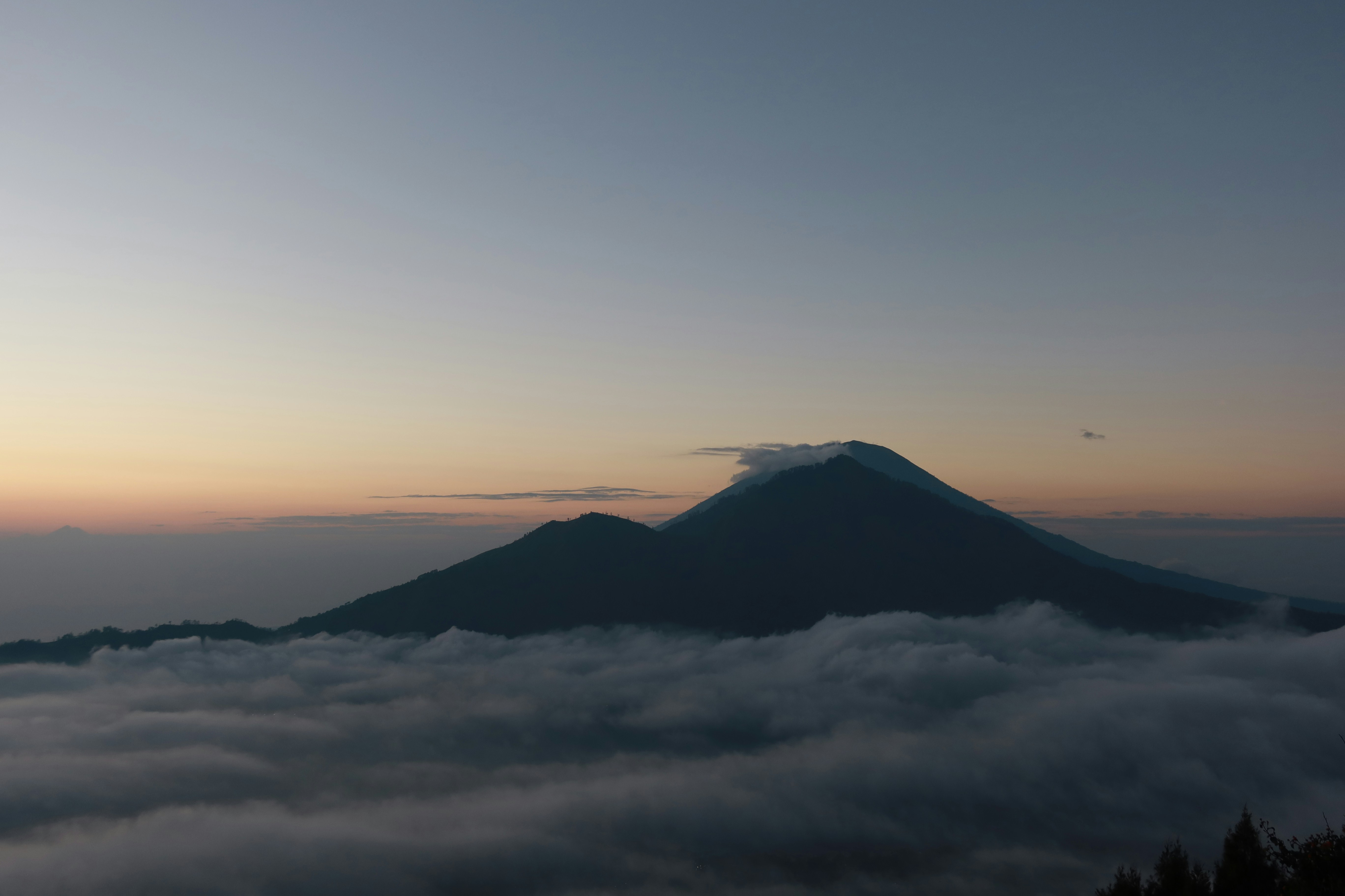 Dawn Crown: Peak Emerges from the Sea of Clouds
