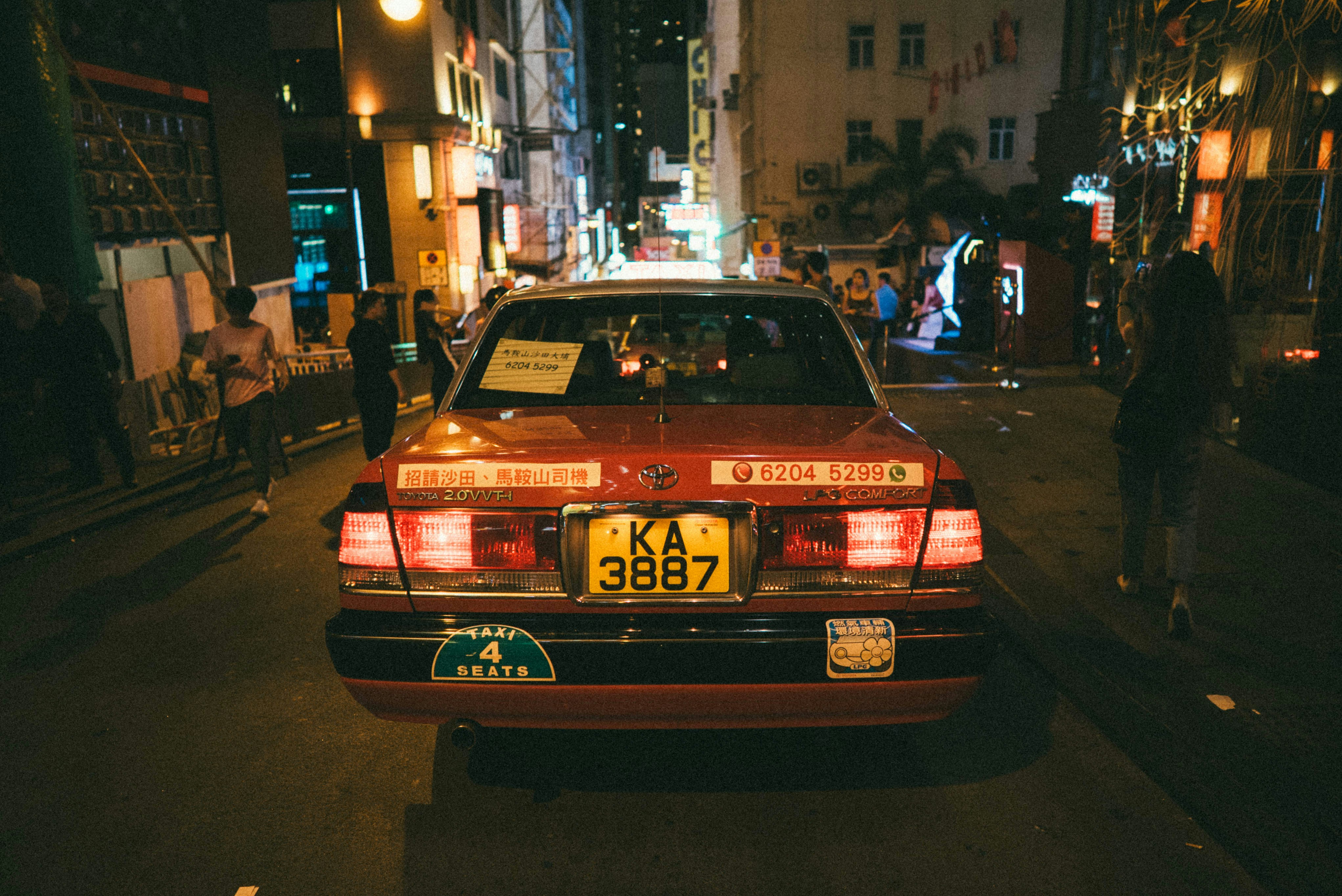 Midnight Taxi Tales: Neon Street Pulse from the Backseat