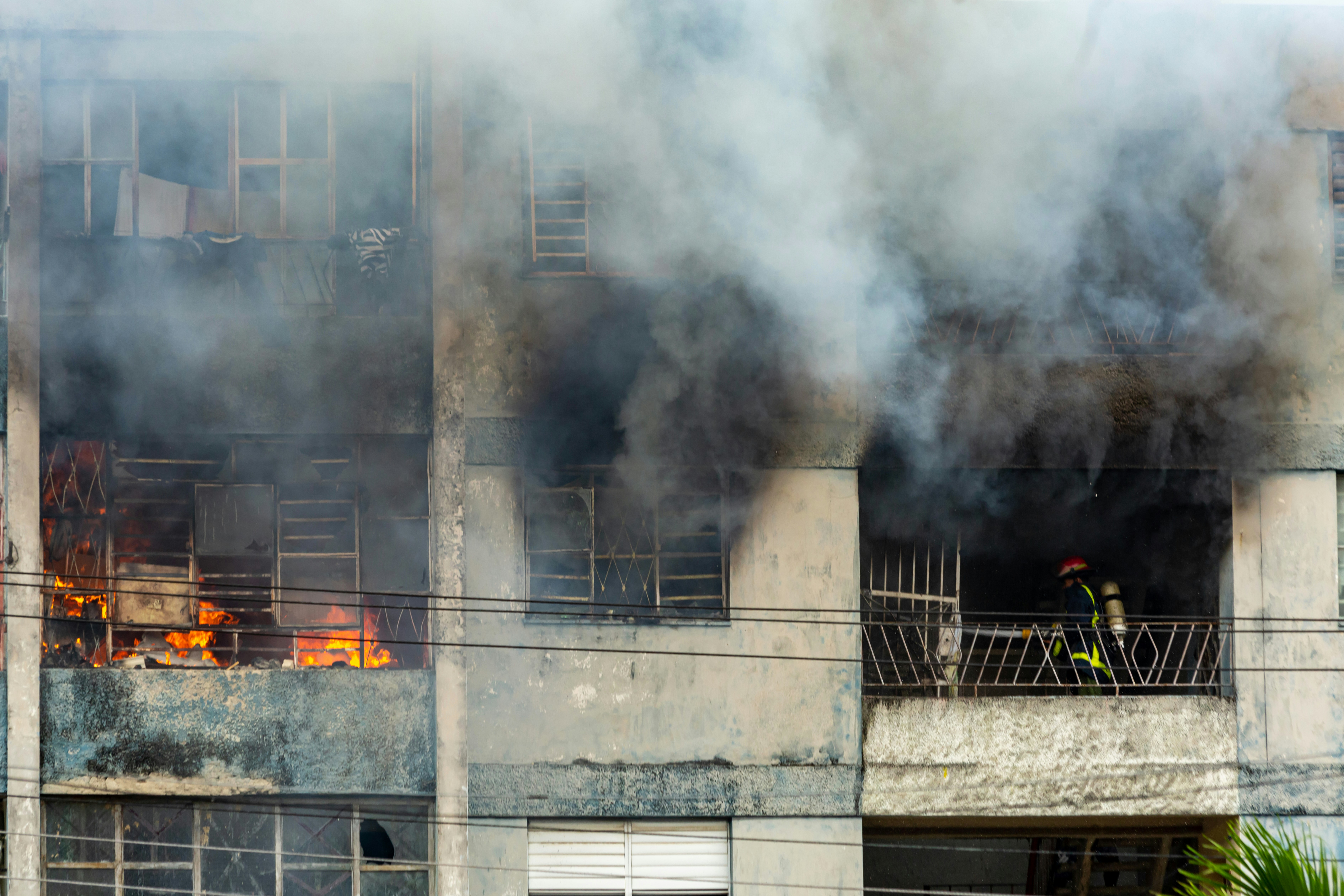 Flaming Breakout: Firefighters Against a Smoke-veiled High-rise