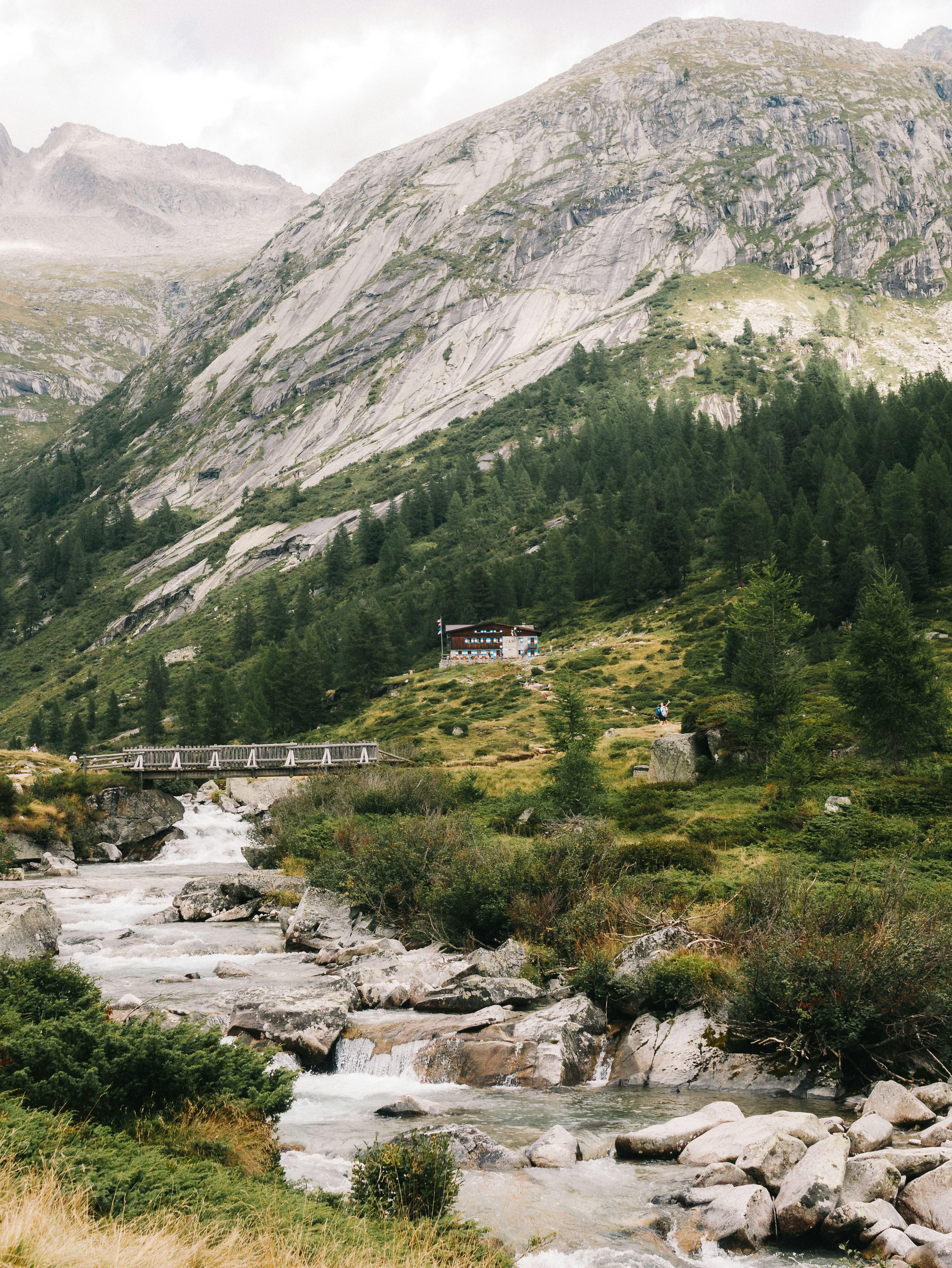Mountain Refuge by the River: A Highland Retreat