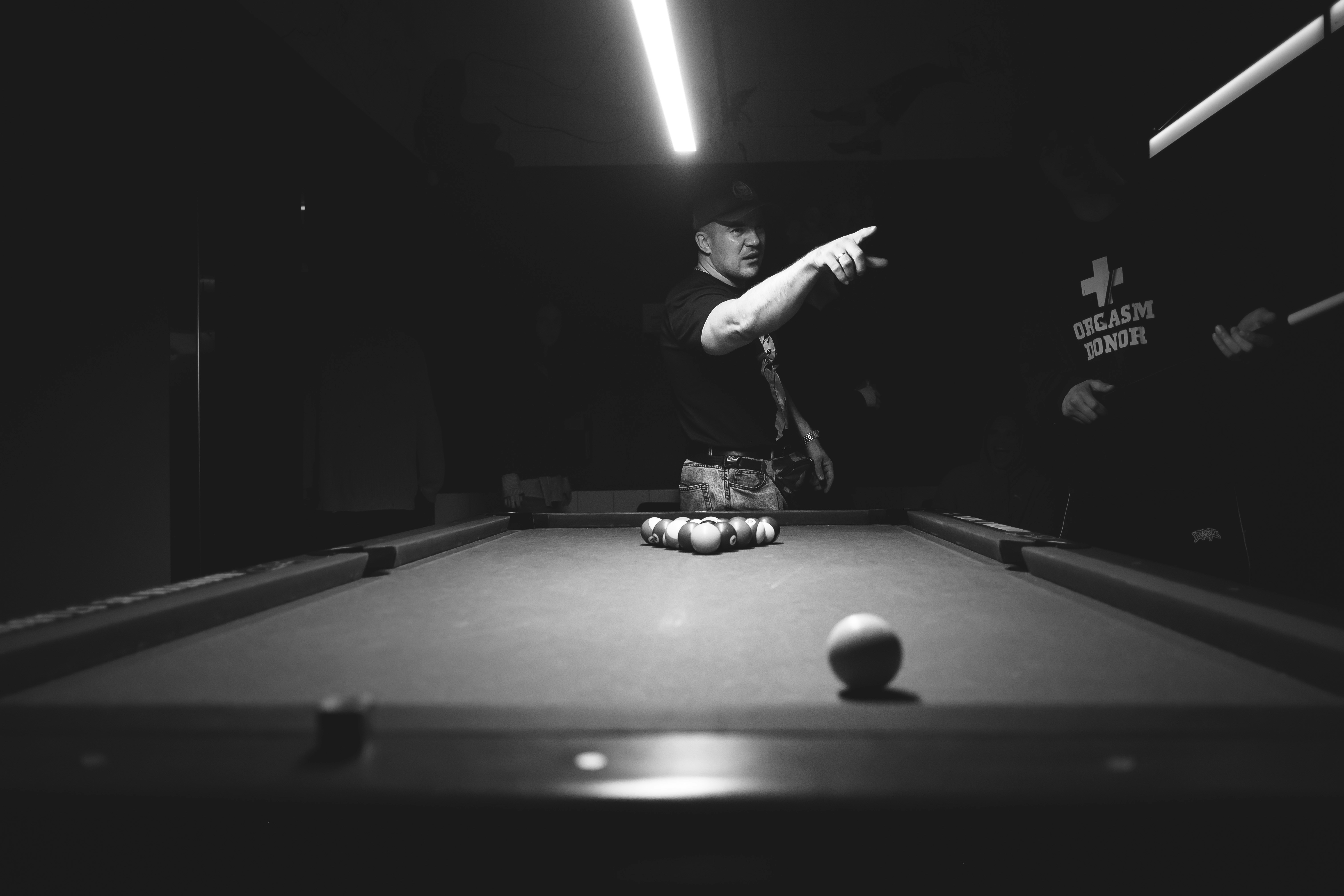 The Cue-Point: A Lone Strategist Aligns the Break