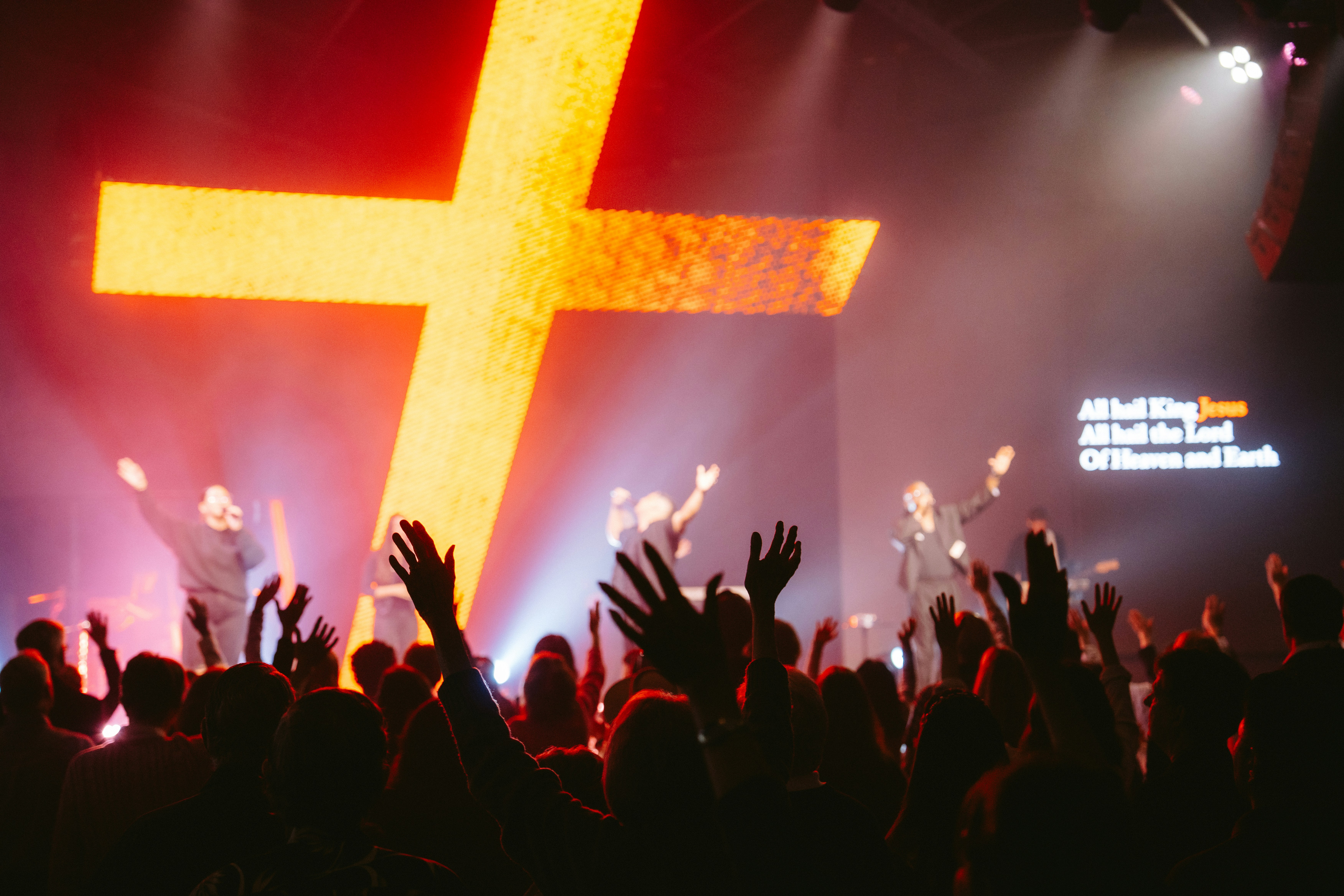 Crossfire of Light: Crowd Reaches as Faithful Anthem Rises