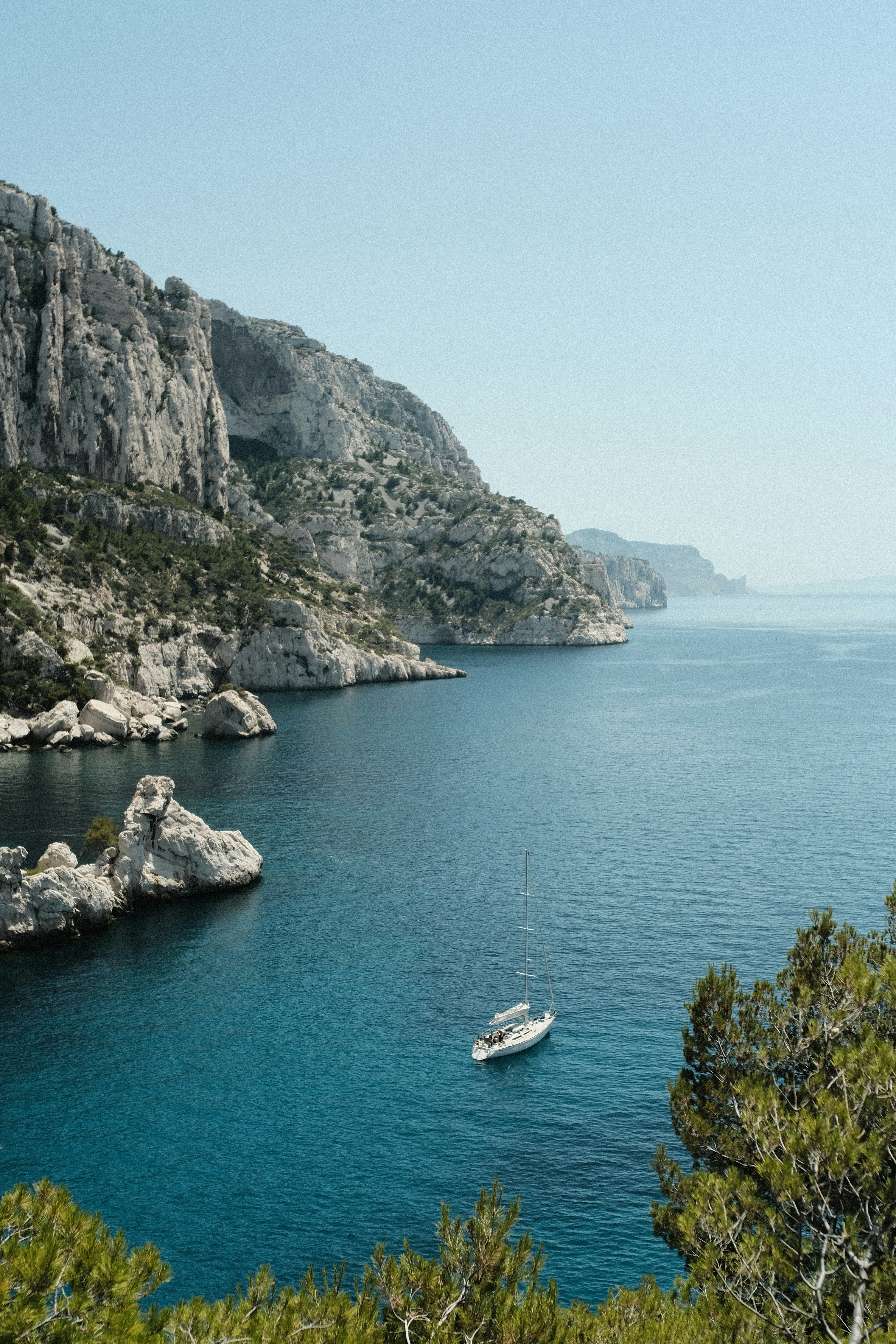 A Sea-Sailed Curve: Cliffside Channeling Light on a Quiet Bay
