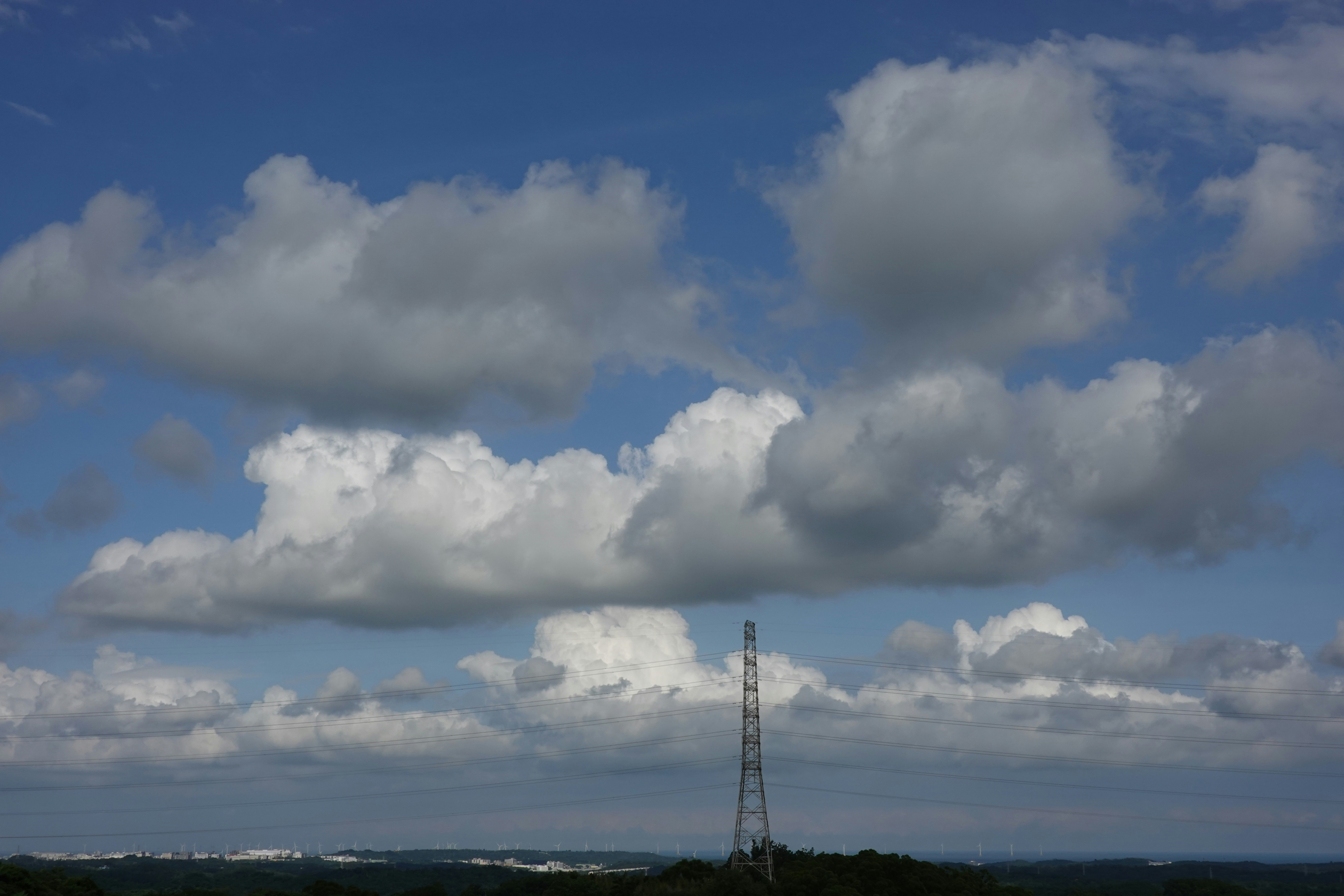Skyline Pulse: Cloudscape Under a Wide Blue Ceiling