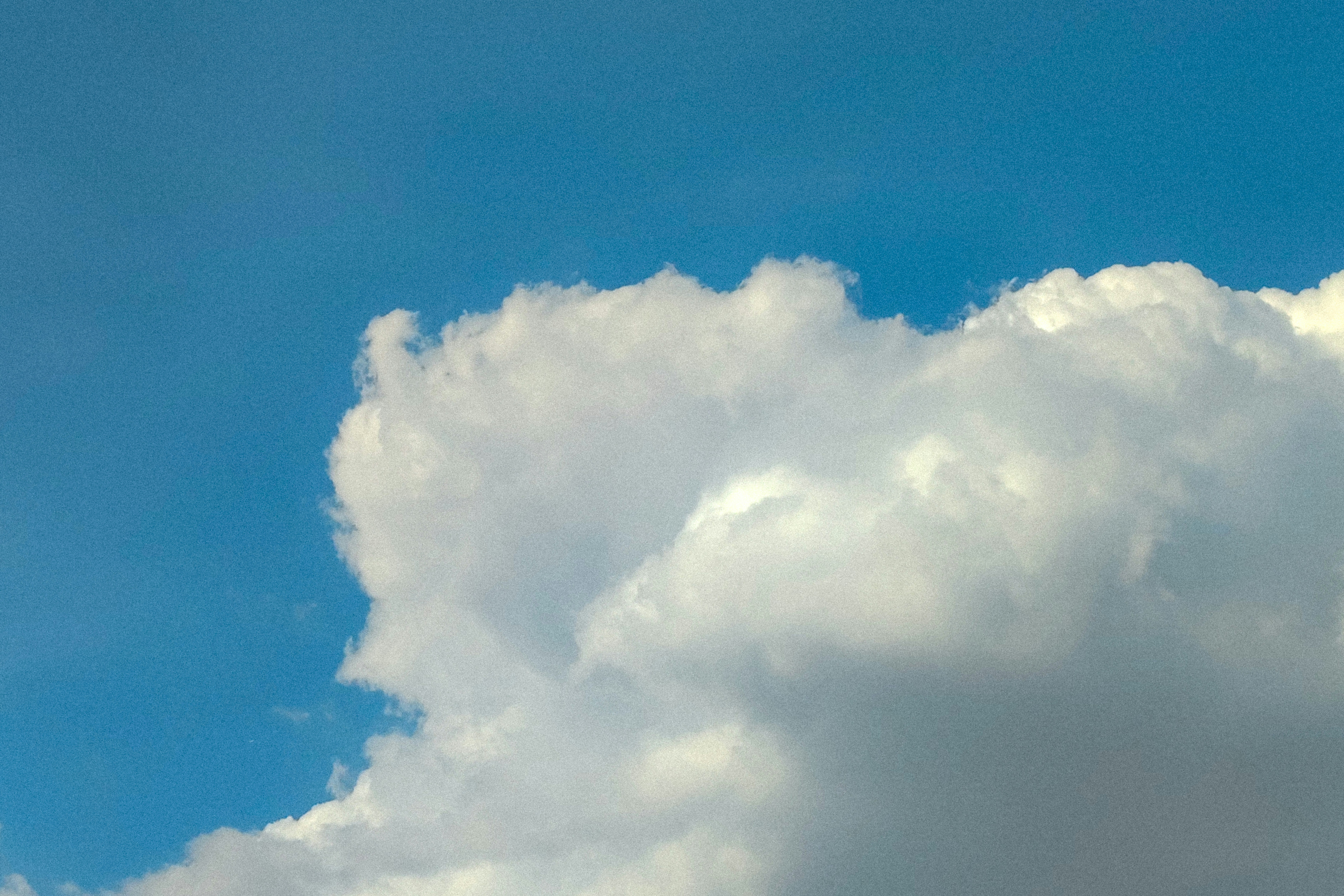 Cloud Crest Over a Quiet Blue Expanse