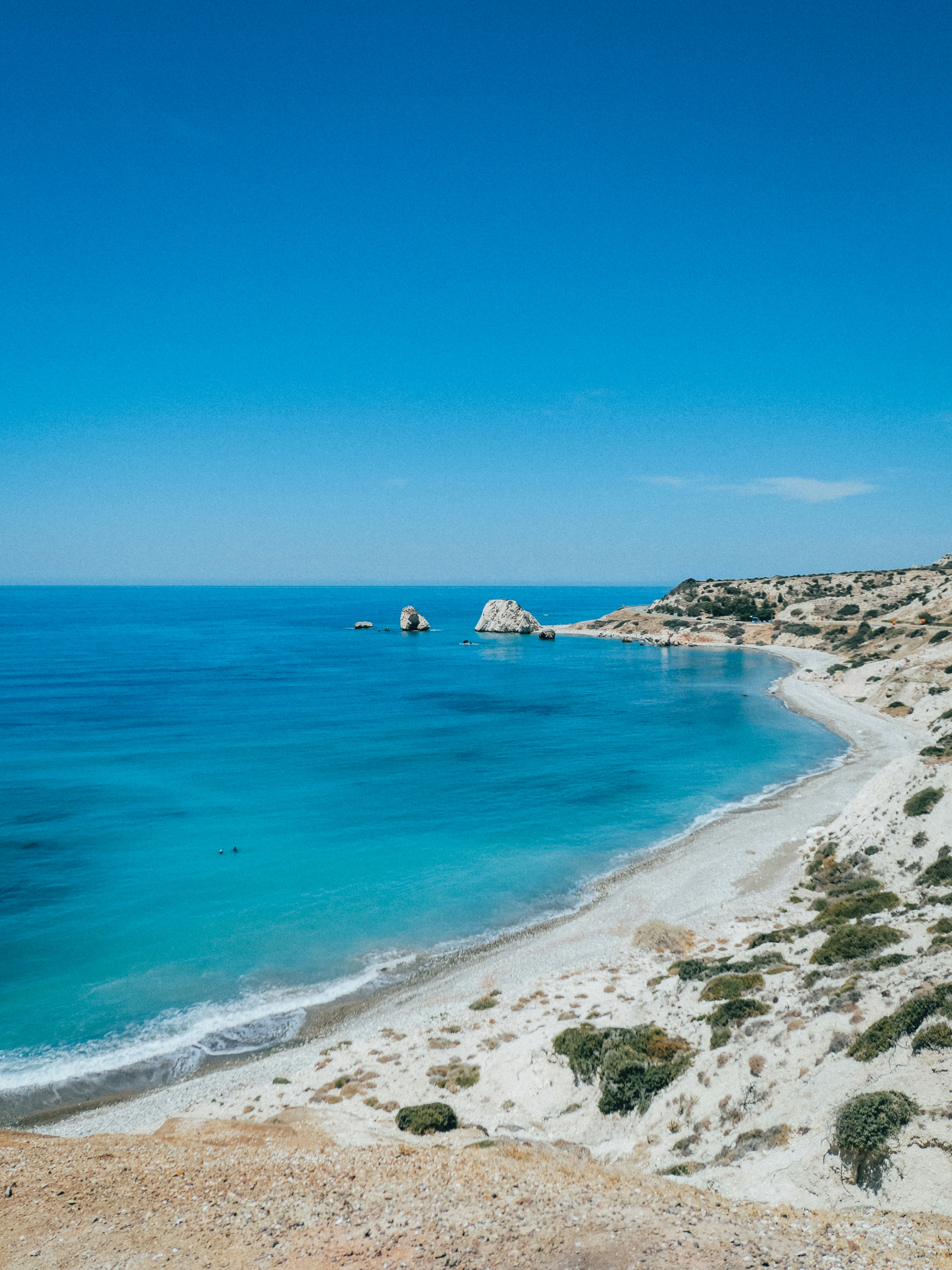 Turquoise Gulf: A Silent Coastline Under cerulean Sky