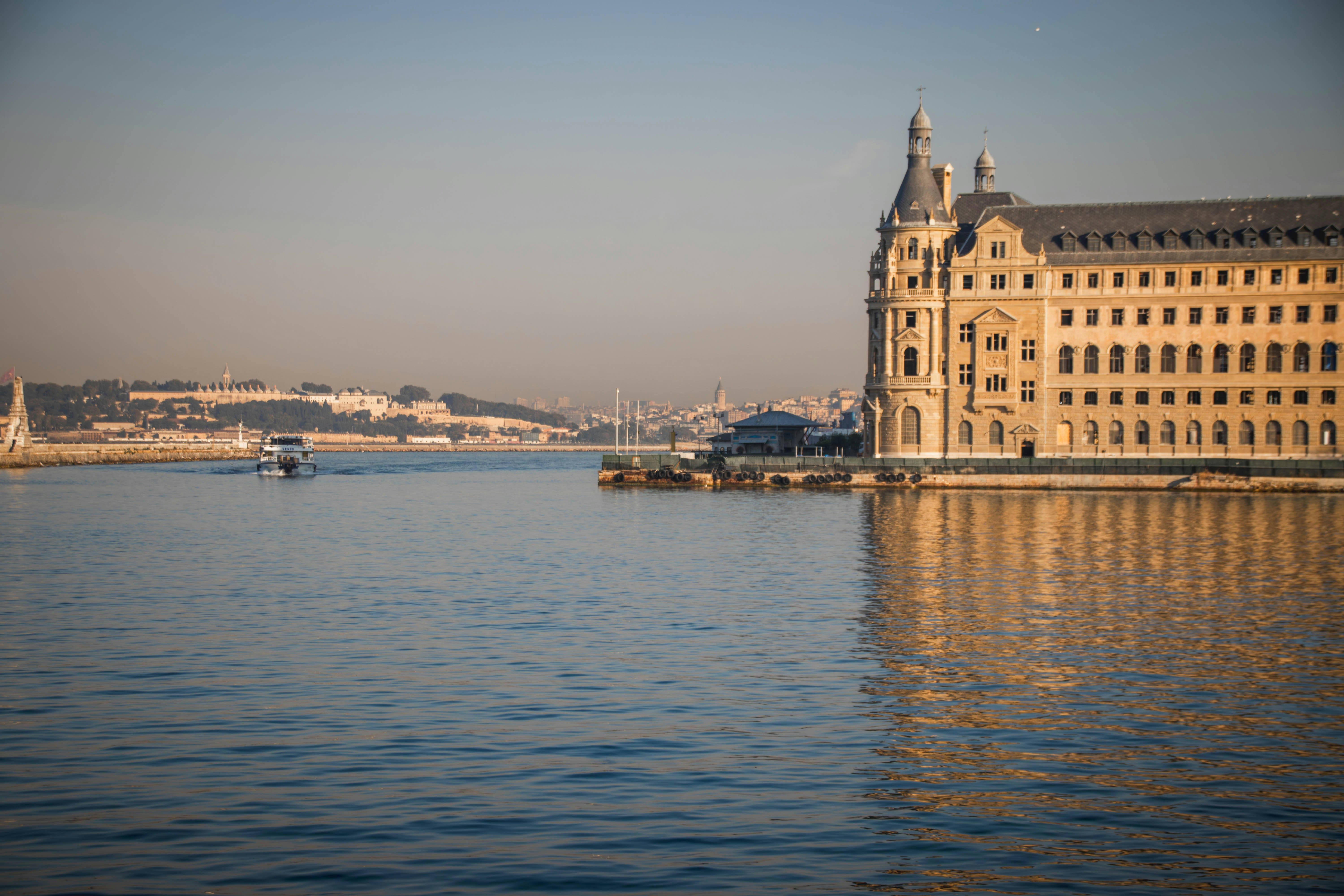 Waterfront Facade: The Peninsula and its Reflected Light