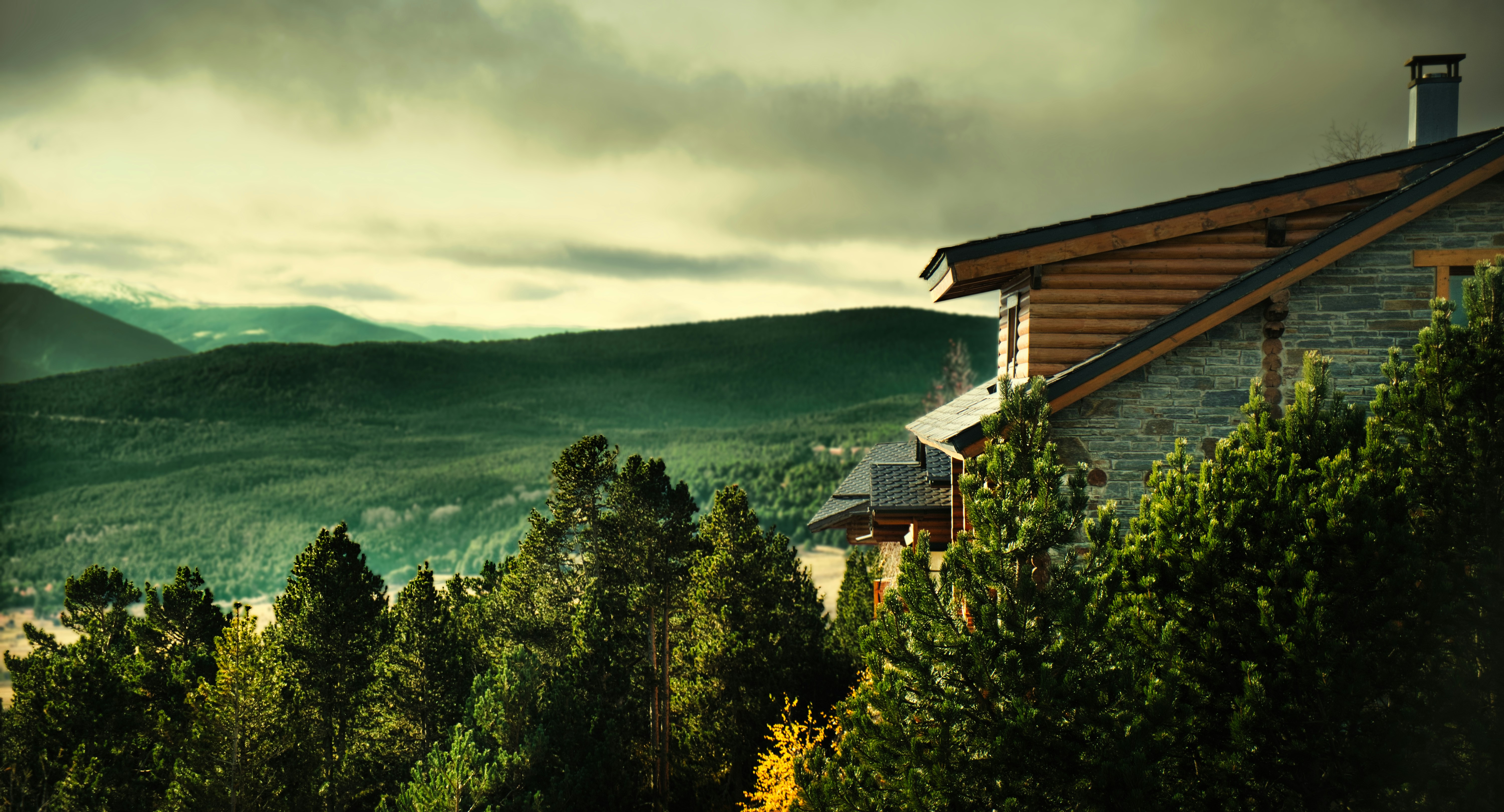 Half-hidden Chalet Above Pine Ridge