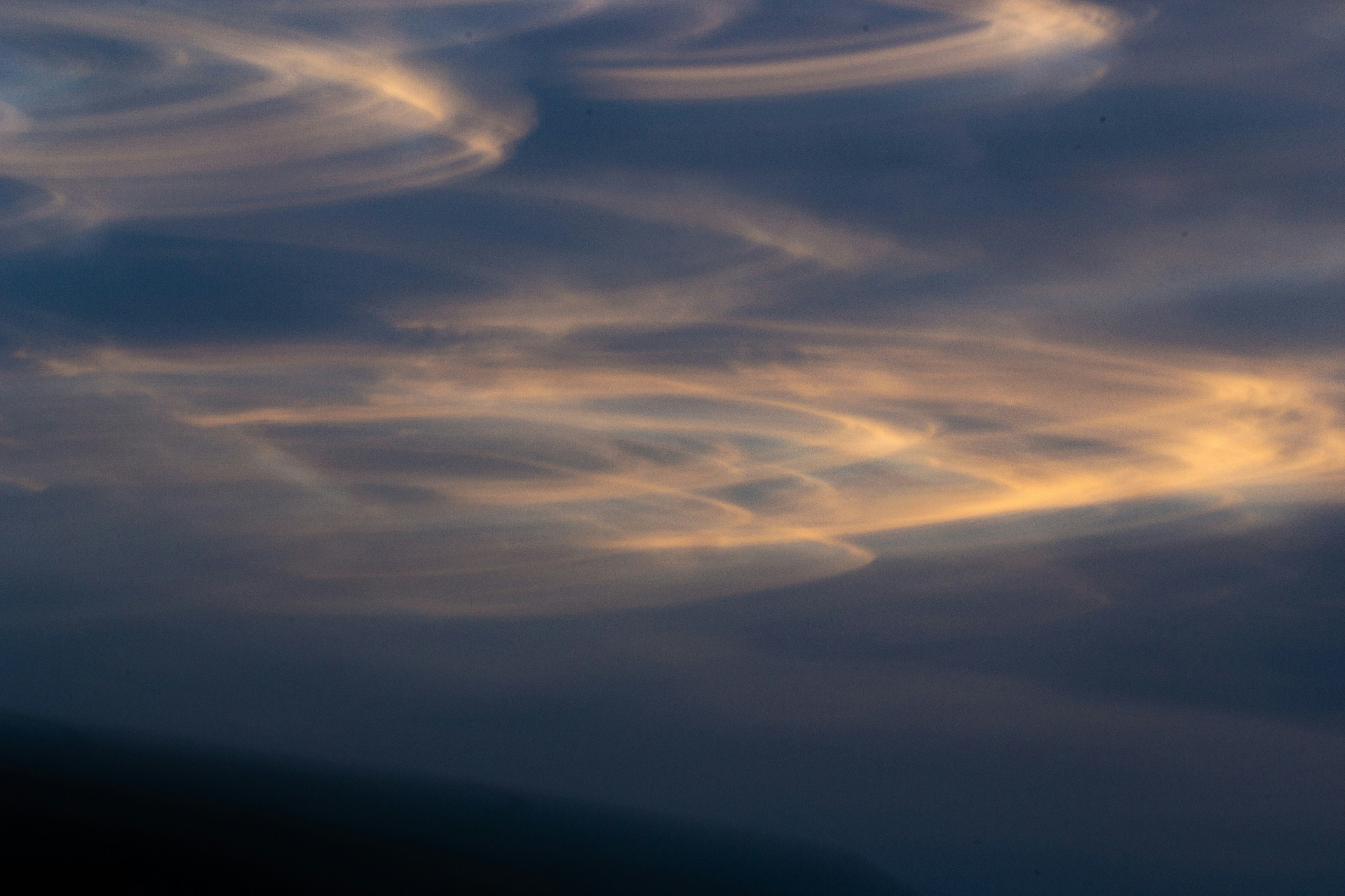 Soft Evening Currents Over a Quiet Horizon