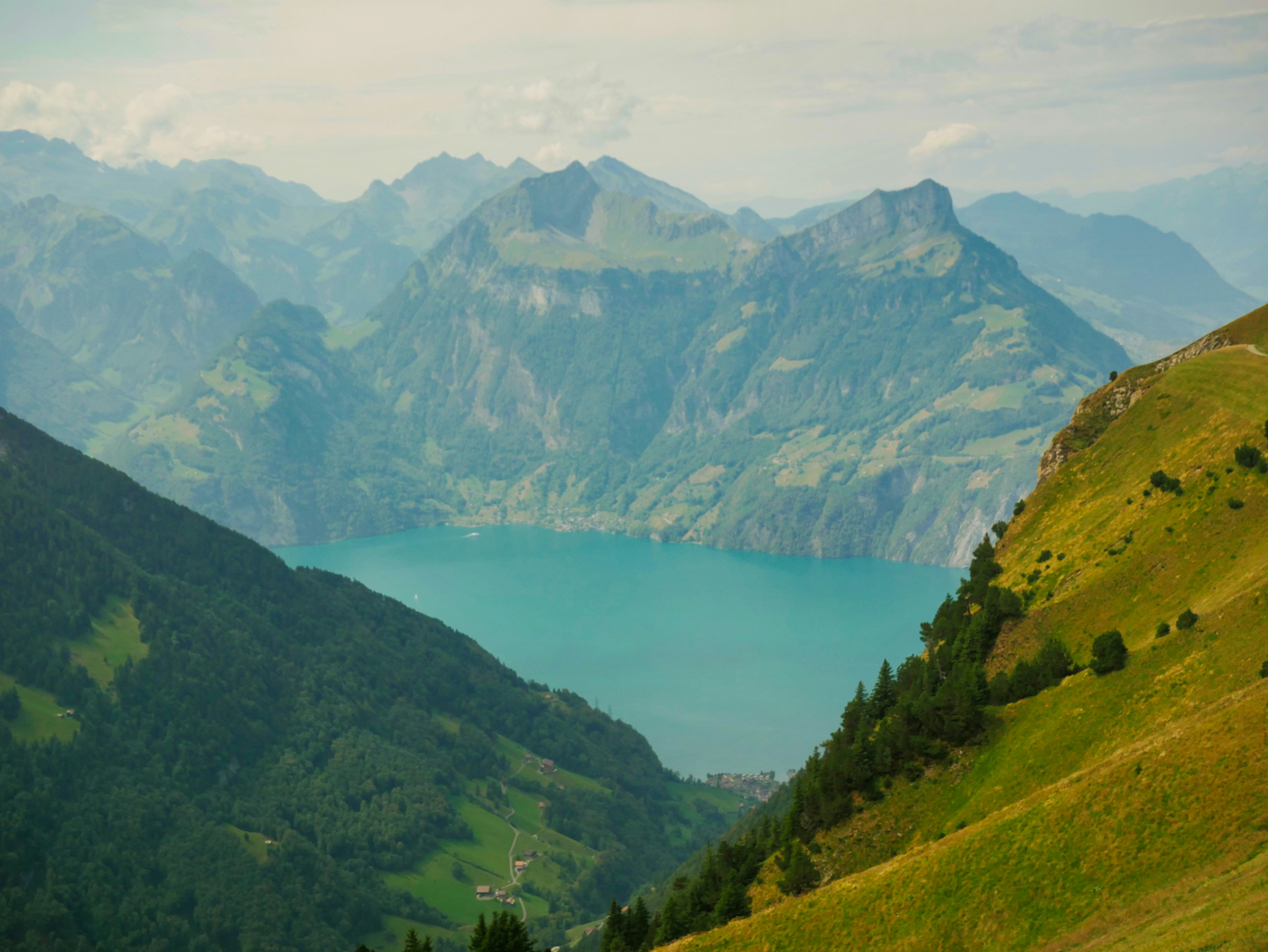 Emerald Lac des Montagnes: A Valley Framed by Alpine Ridges