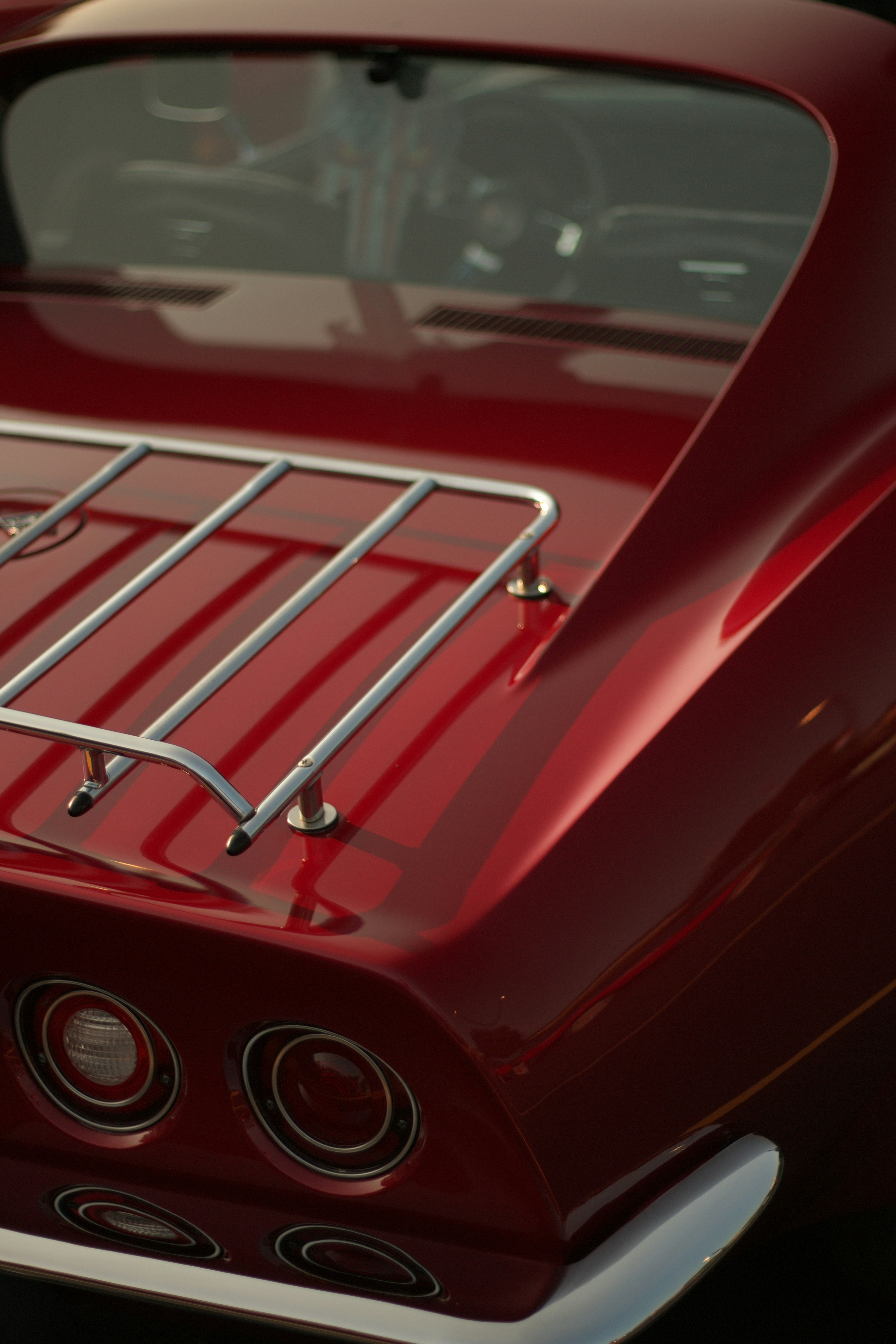 Red Classic Car Tail: Chrome Rack and Round Lights