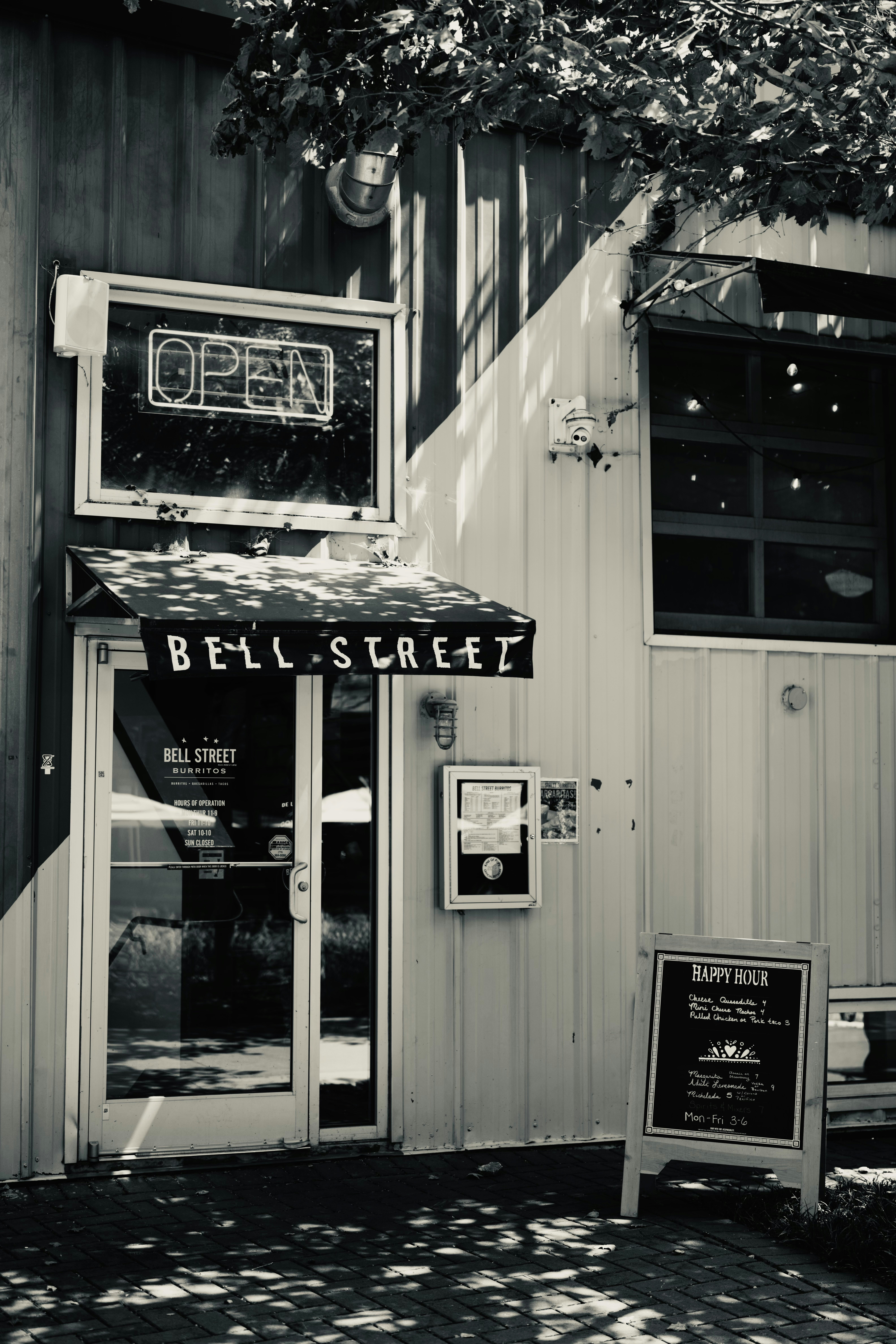 Bell Street Café: Quiet Neon Welcome Under Dappled Shade