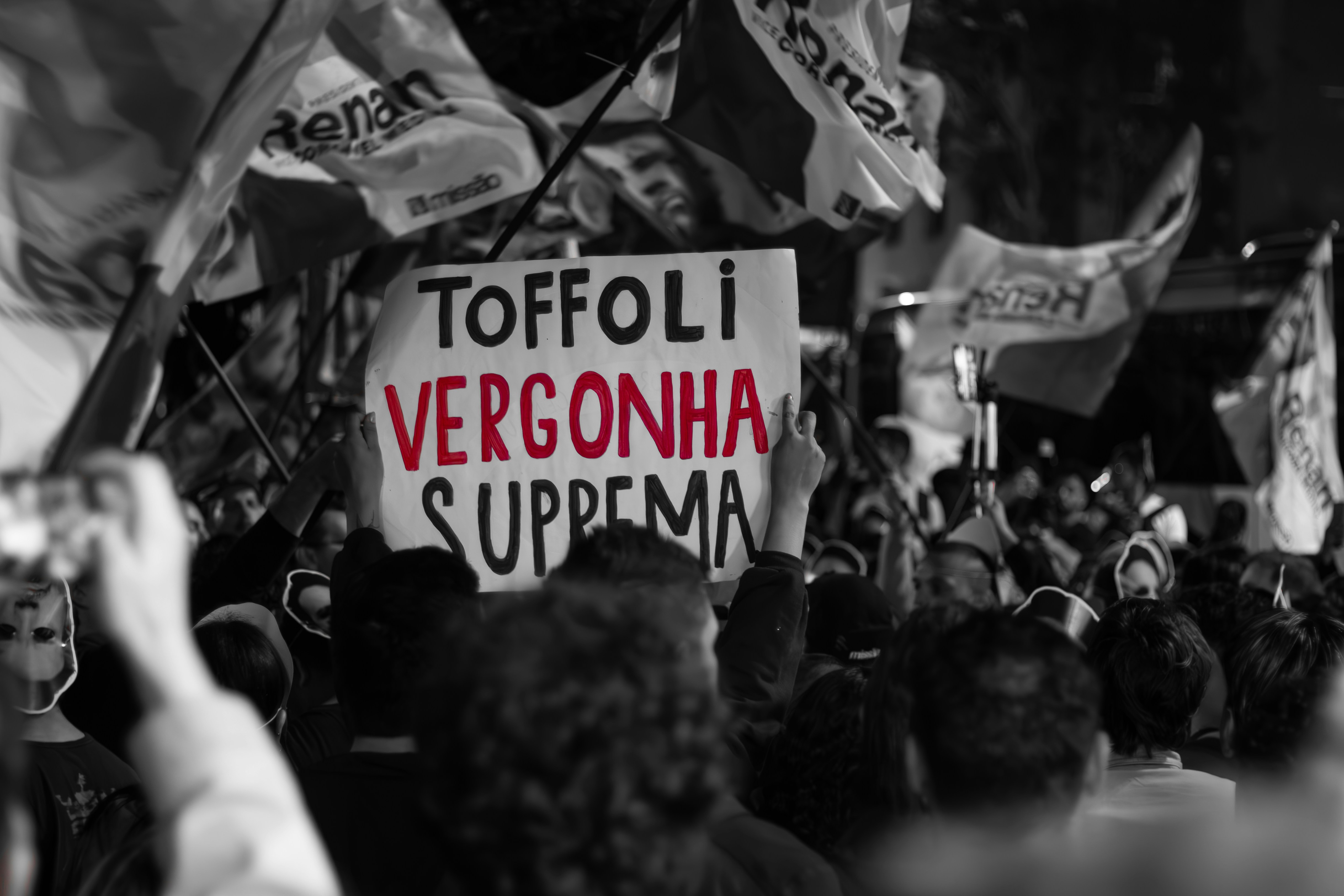 Sign of Dissent: Toffoli and Vergonha in a Sea of Noise