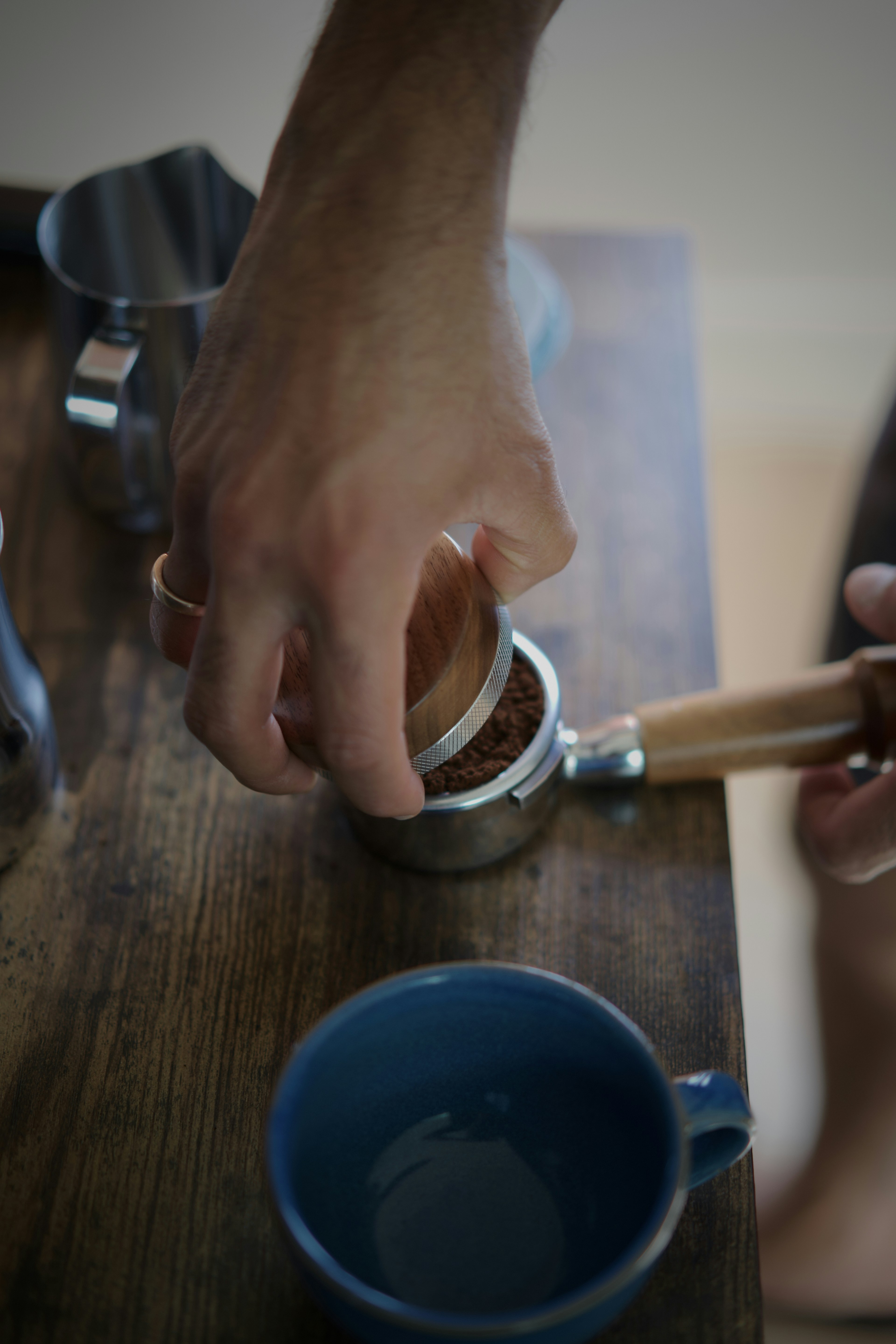 Grinding Coffee by Hand: The Ritual of Fresh Grounds at the Wooden Counter