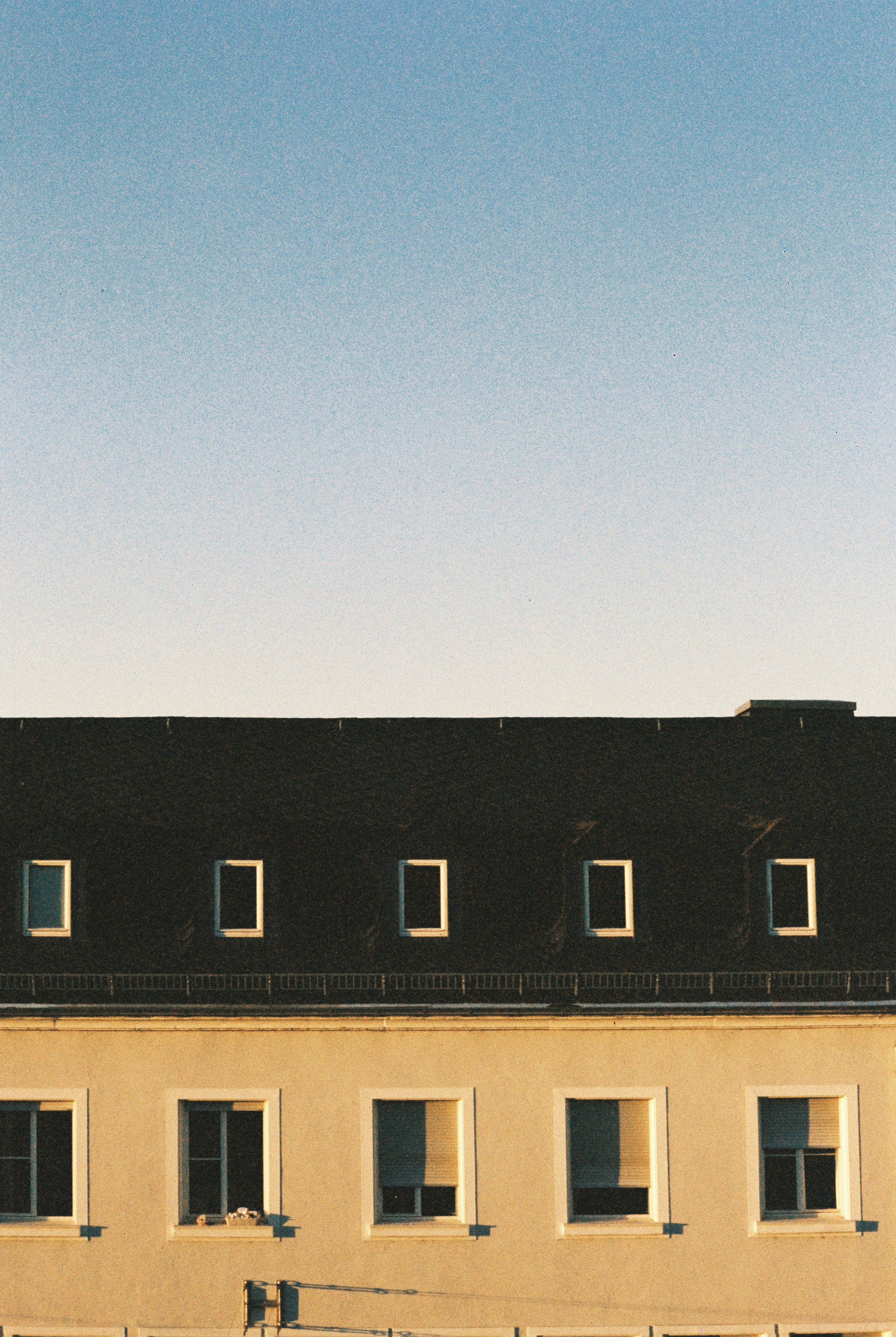 Urban Horizon: The Silent Roofline at Dusk