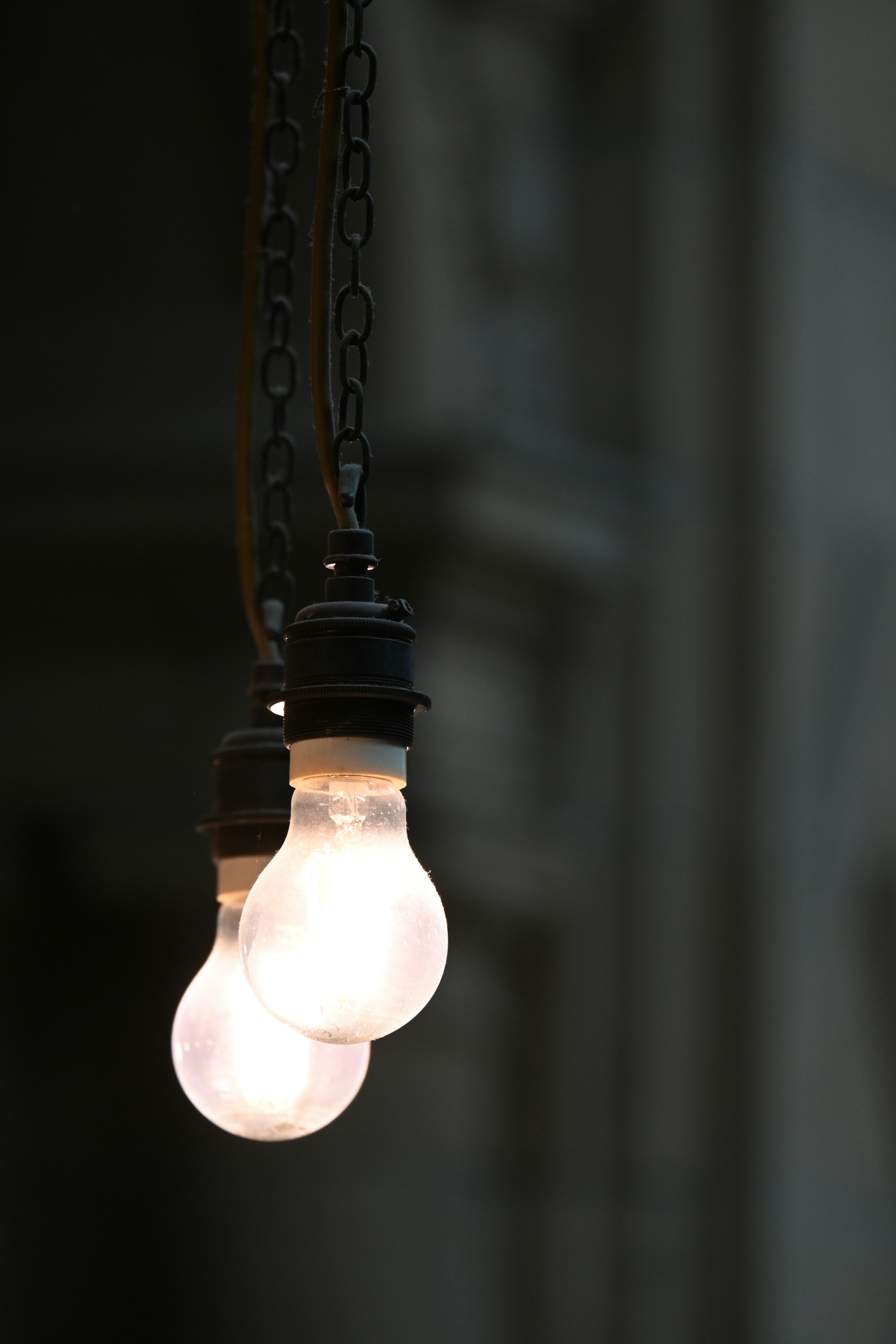 Hanging Glow: A Pair of Dimmed Bulbs in Slow Light