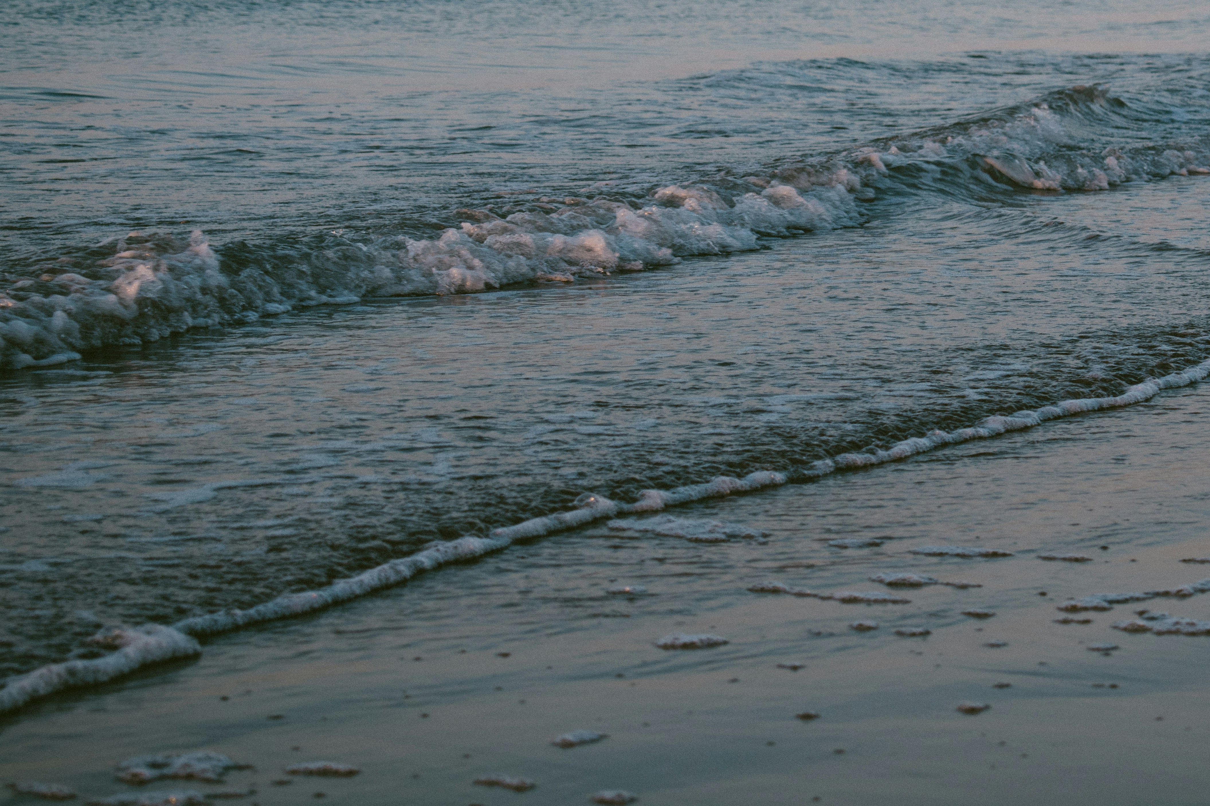Soft Breakers at Dusk: A Quiet Shoreline Study