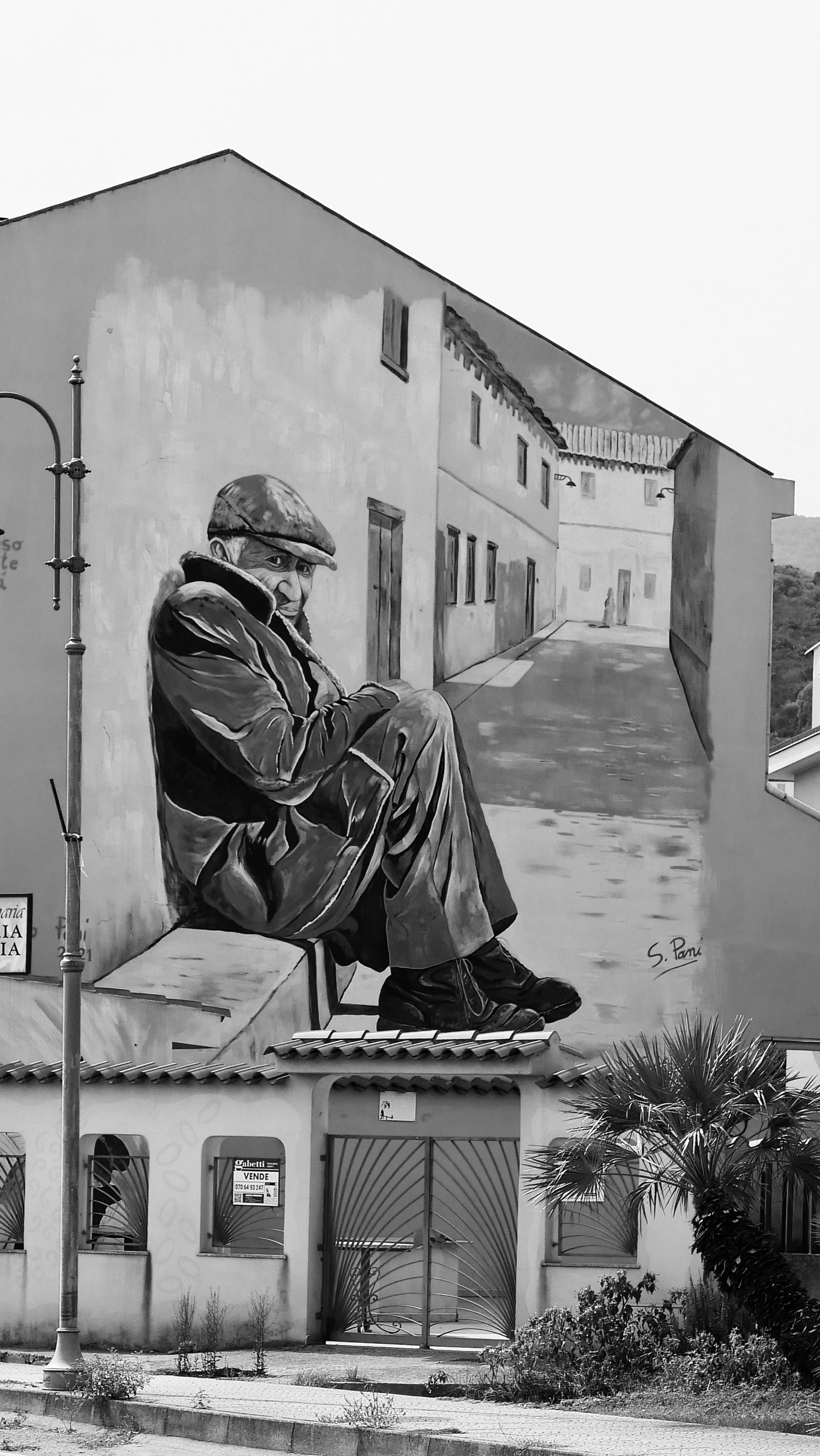 Shadowed Vision: A Street Mculpture Gaze Across a Muralscape