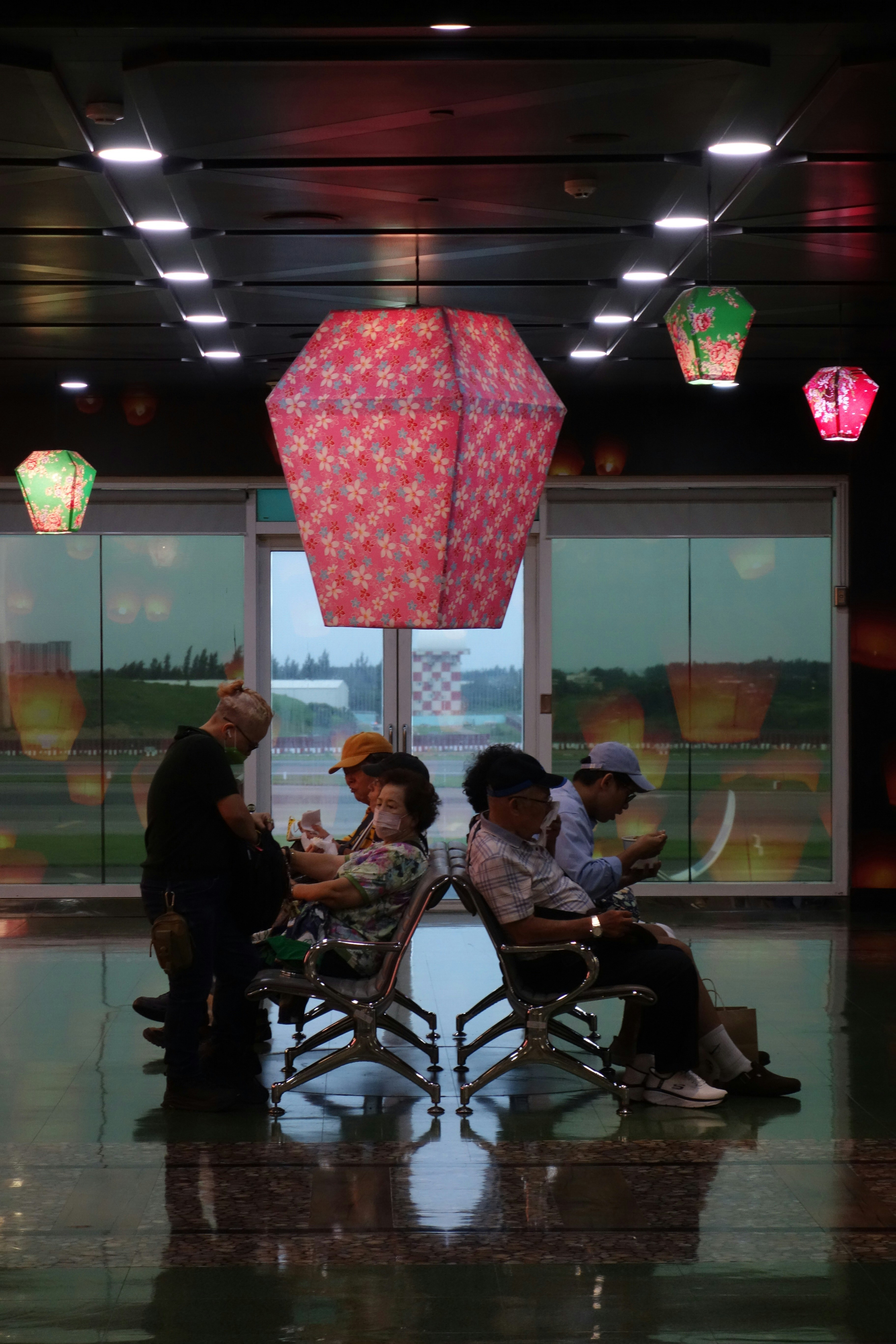  Lanterns Over an Empty Gate: A Quiet Moment in a Public Lounge