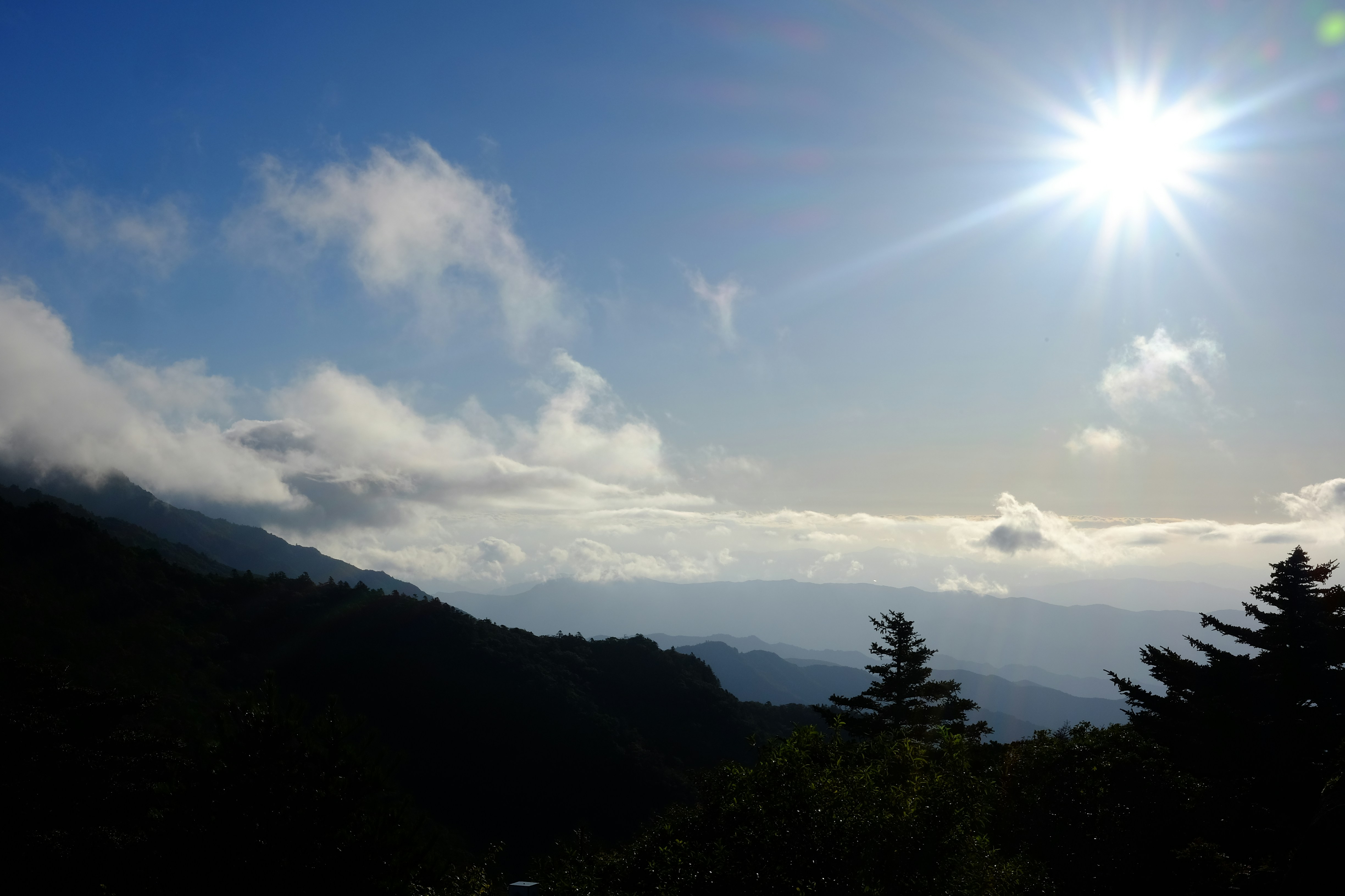 Radiant sunburst shining over layered mountain ridges. Carries the Fire (火) element to spark passion, confidence, and vibrant warmth. 산맥 위로 쏟아지는 찬란한 햇살. 화(火)의 기운으로 열정과 자신감, 밝은 활력을 북돋우는 개운 사진입니다.