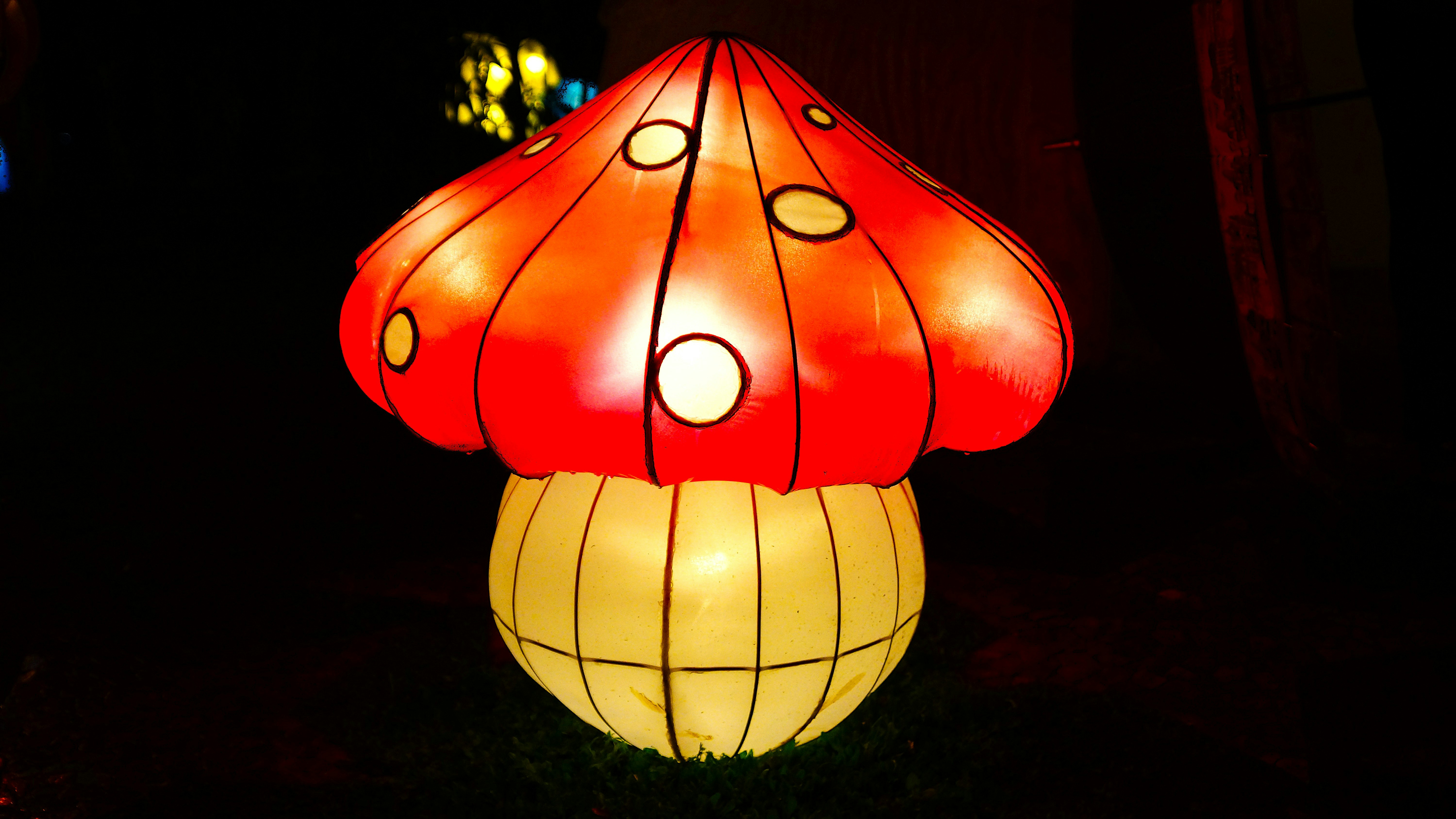 Luminous Mushroom Lantern: A Glowing Garden Icon