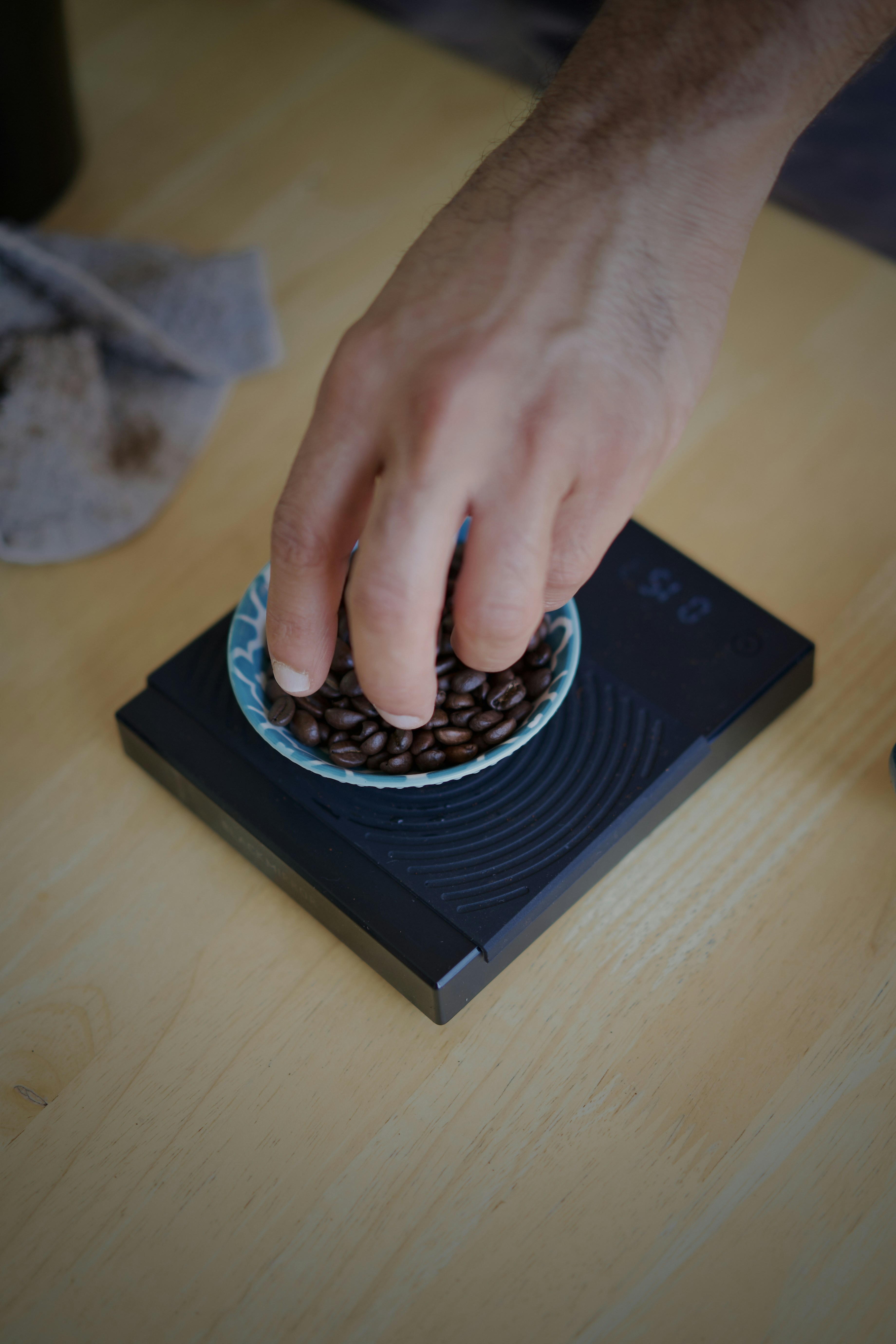 Hand at the Grind: Coffee Beans Tasted from a Compact Roaster