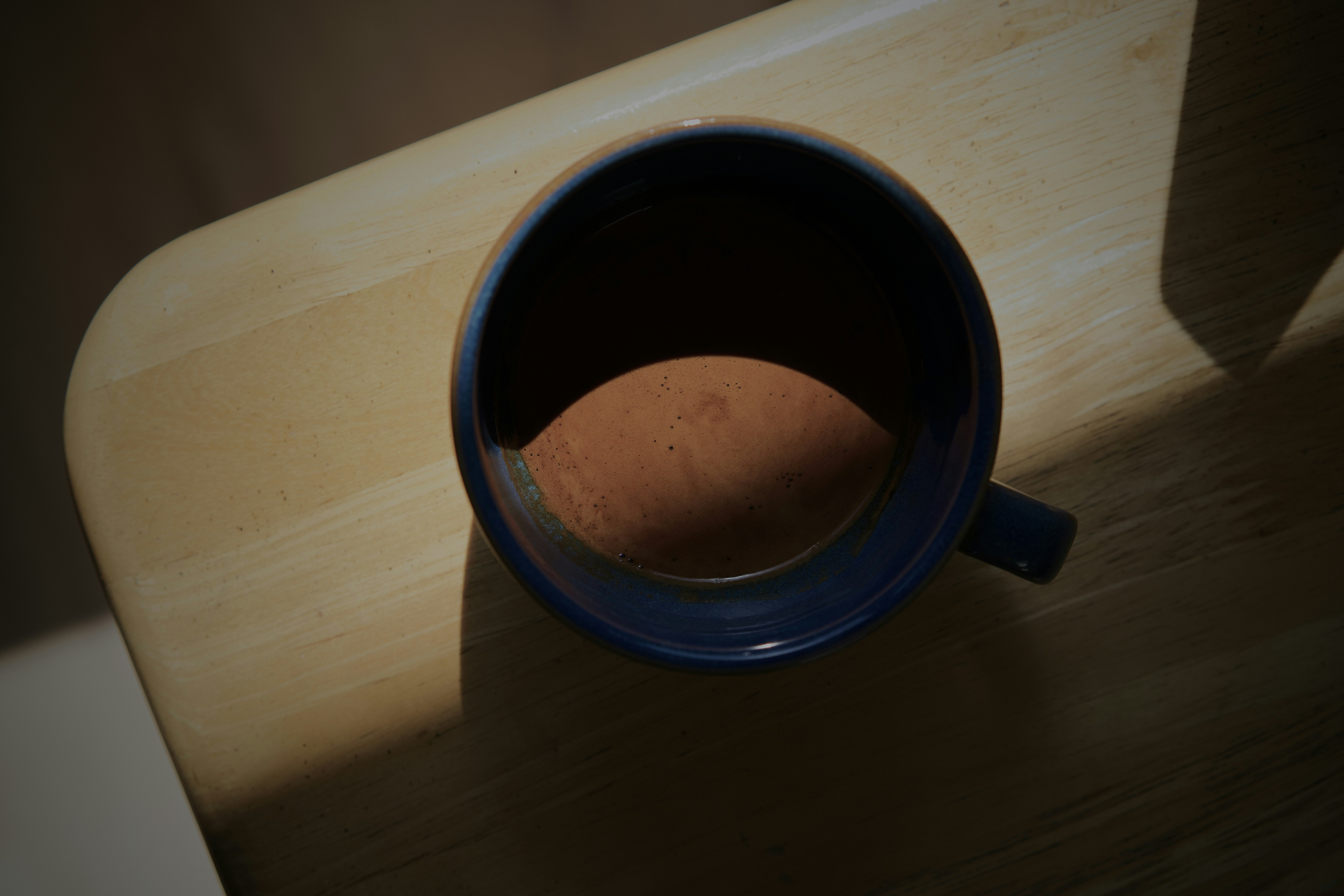Midday Quiet: A Blue Mug Centre Stage on a Sunlit Table