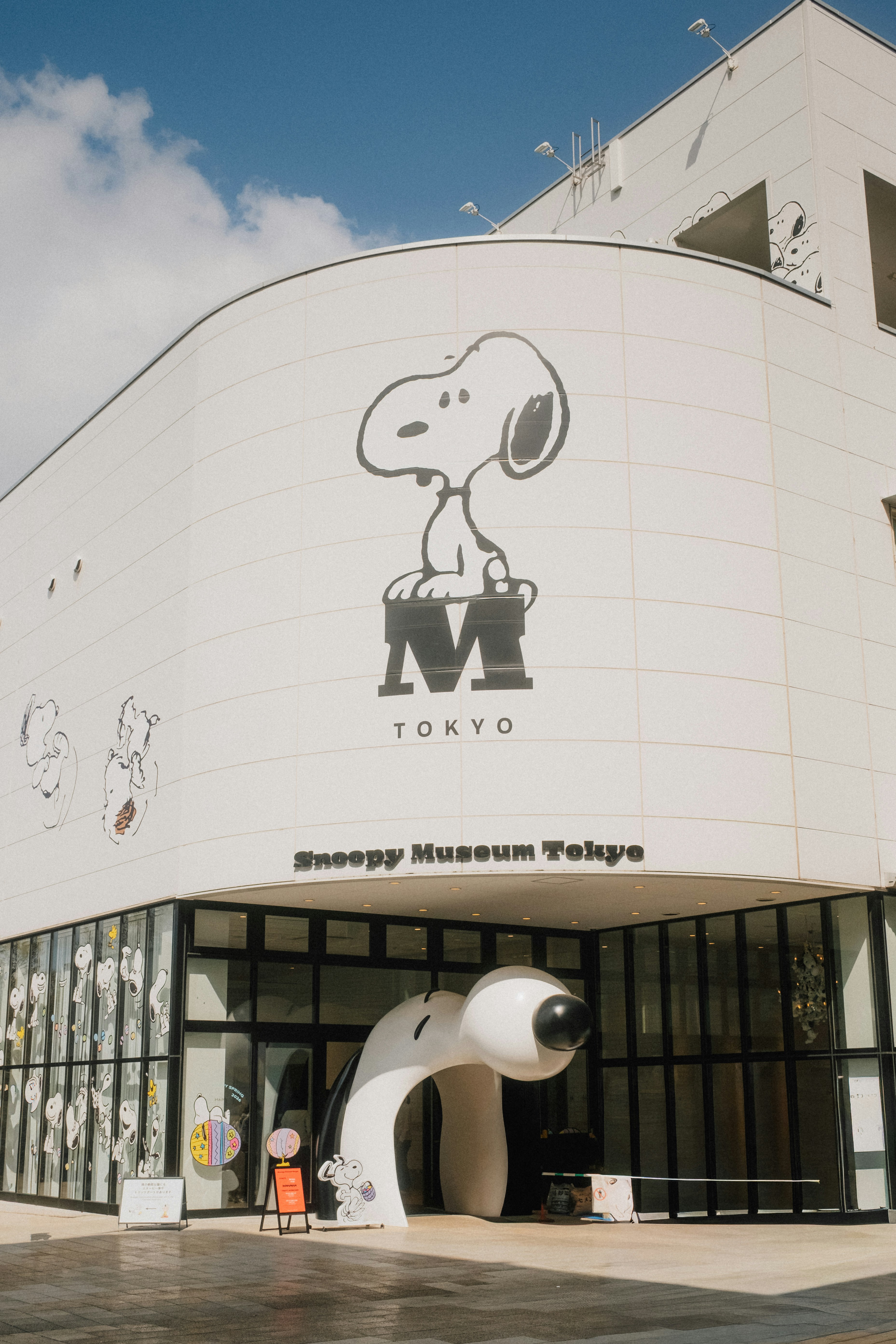Snoopy’s Museum Facade: A Gentle Archway into Tokyo’s Comic Heritage