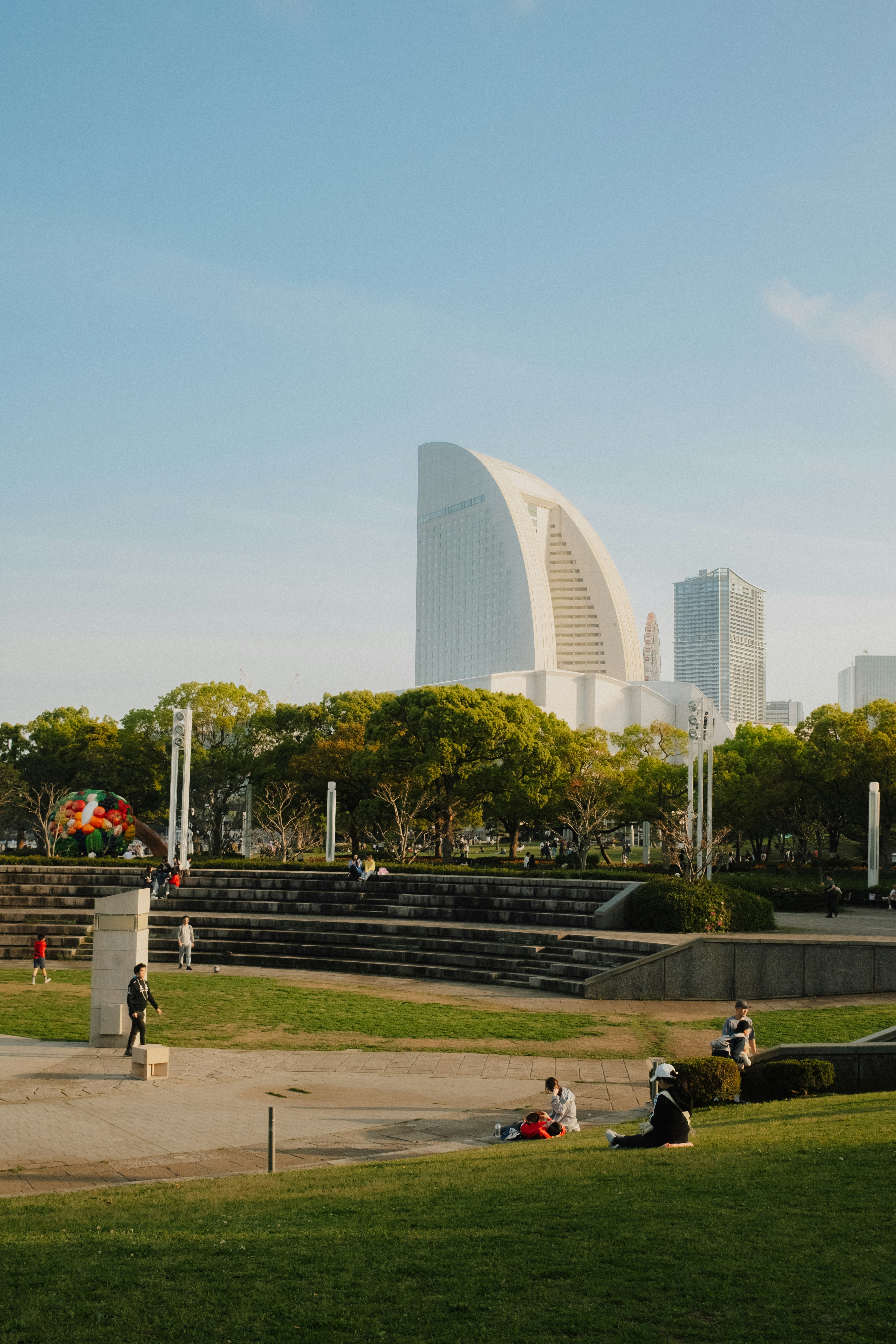Skyline Oasis: Urban Park Beneath a Modern Arc