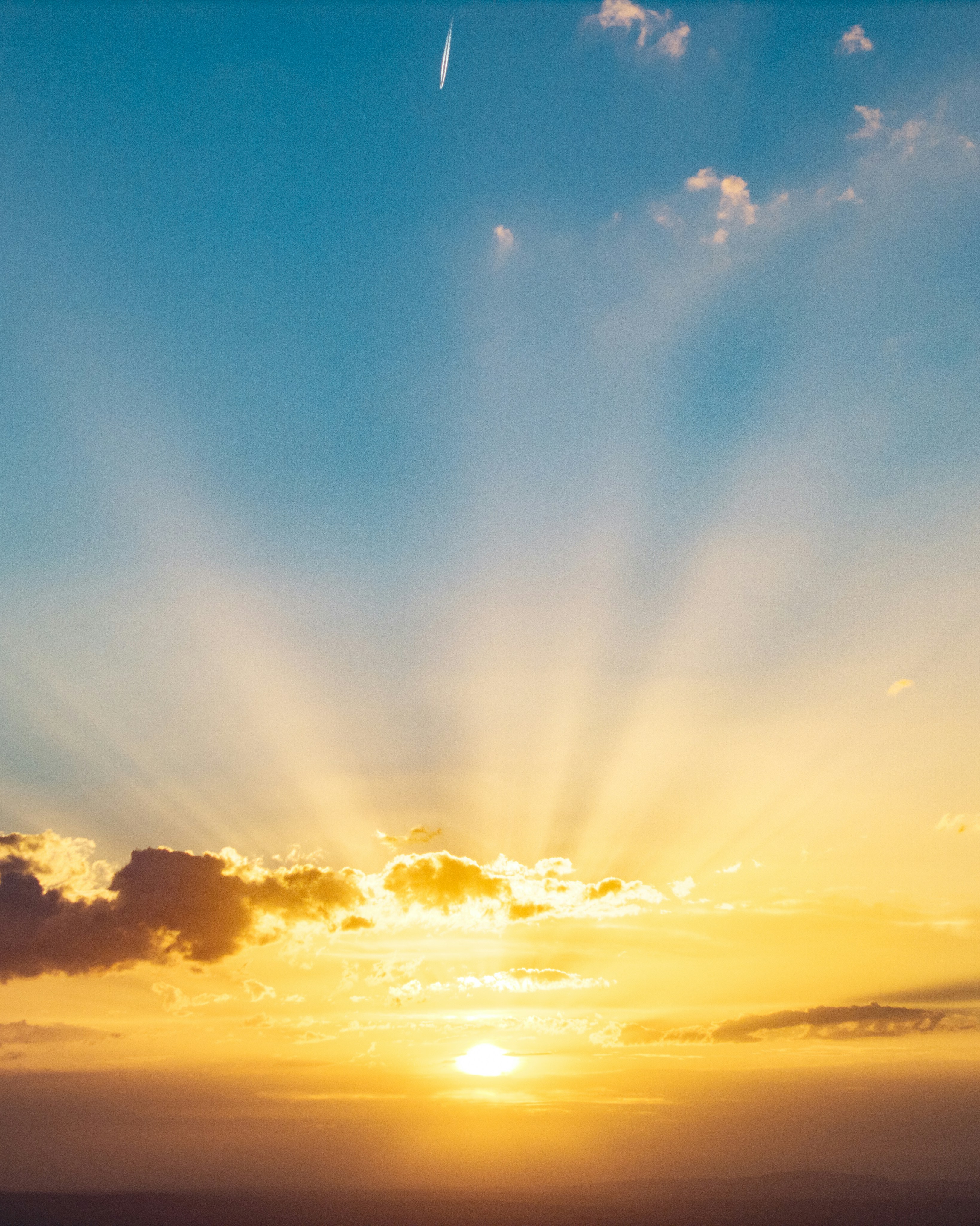 Radiant Horizon: Sunburst over a Quiet Sea of Light