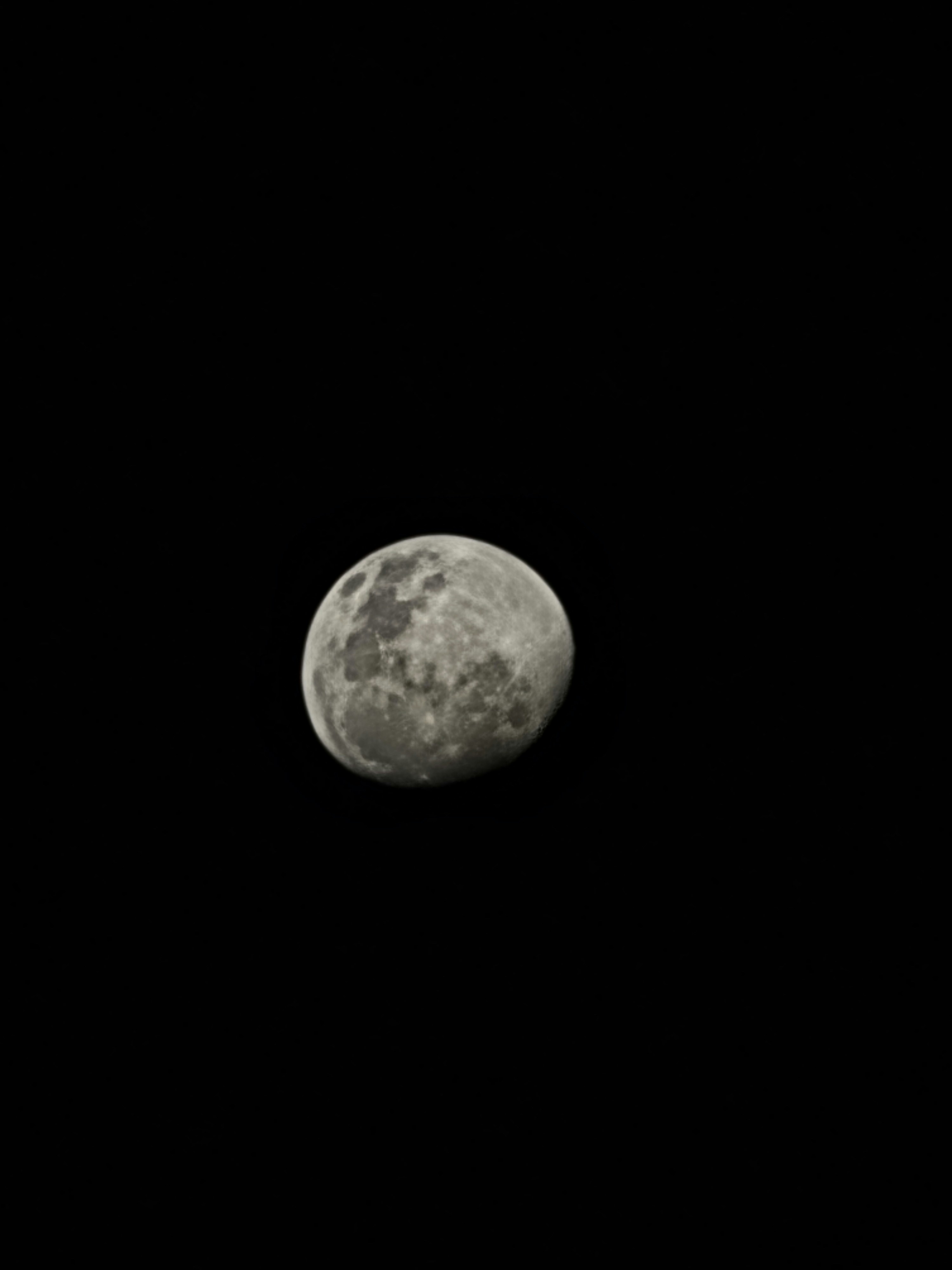Moonlit Pearl: A Quiet Lunar Snapshot in Night’s Embrace